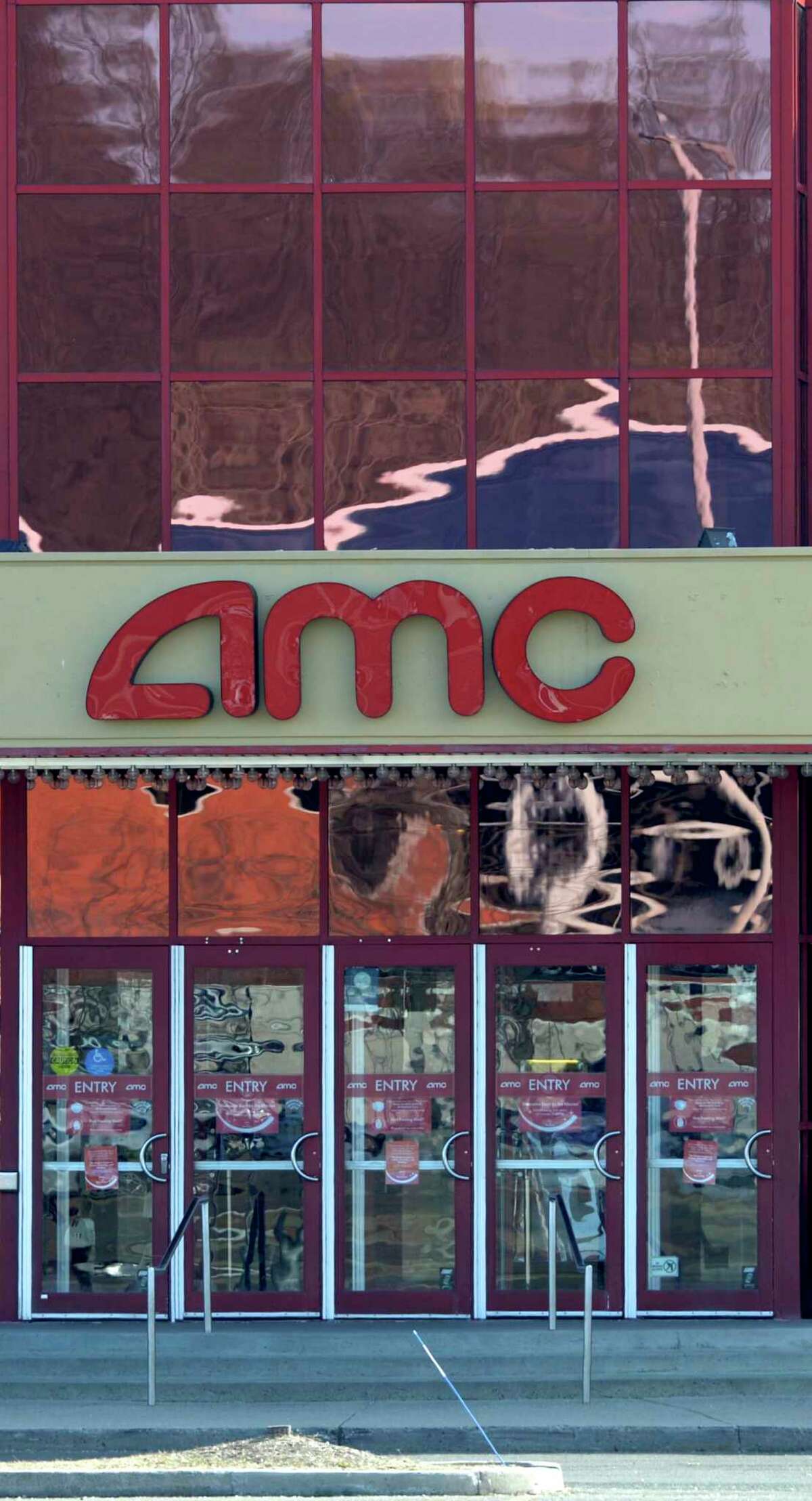 AMC, nation’s largest theater chain, dodges going dark with $900M+