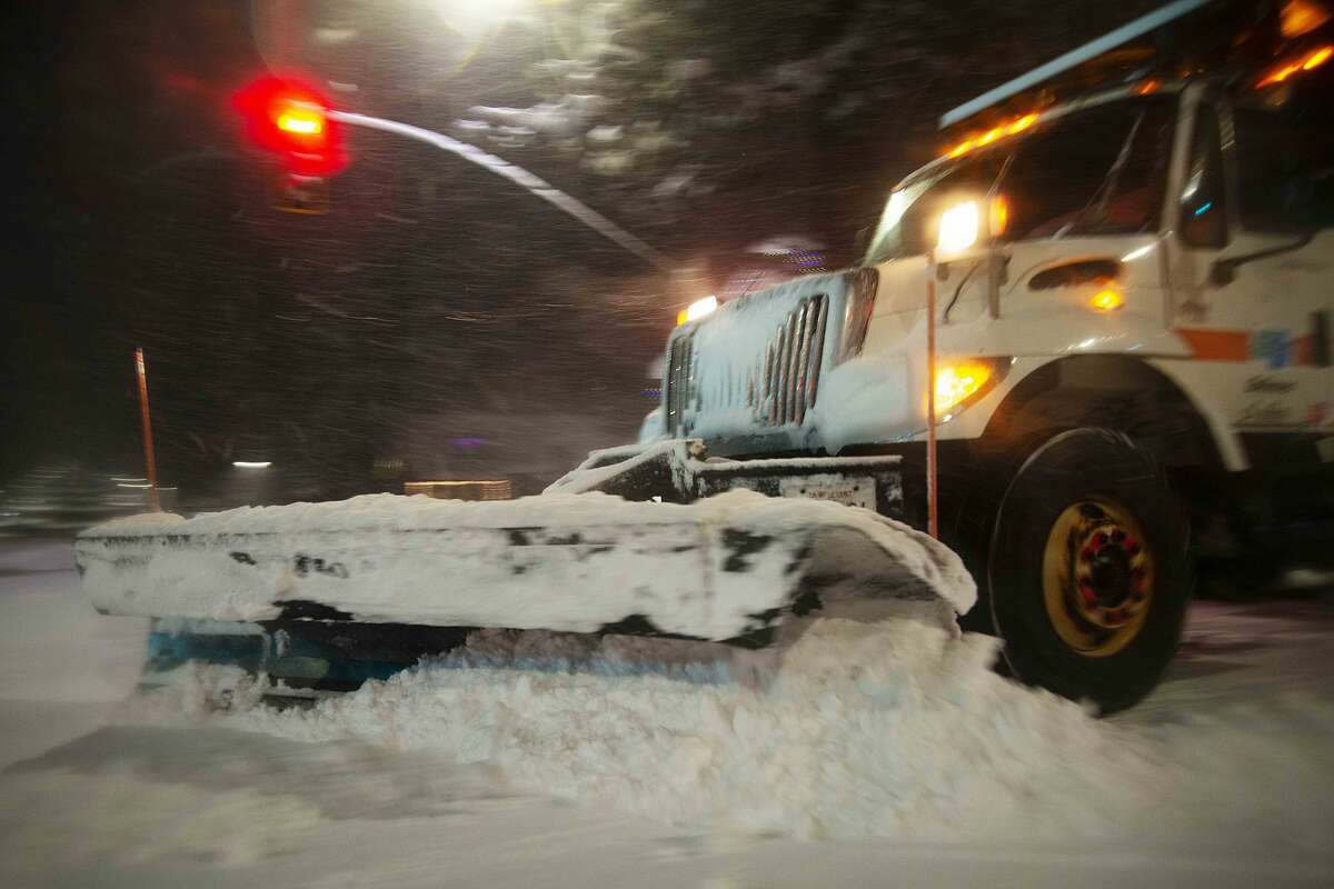 Stretch of I-80 closes amid heavy Sierra snow, spinouts