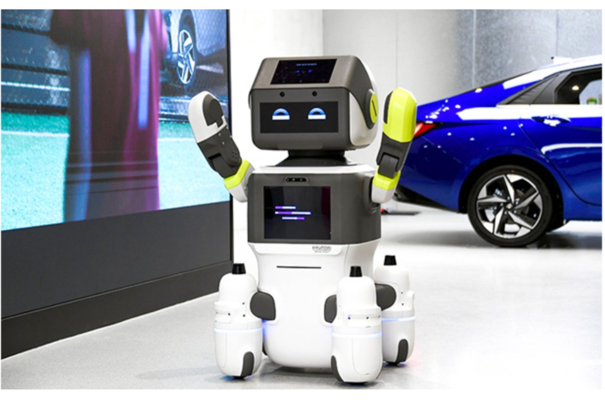 Hyundai's DAL-e, the Robot That Reminds Us of "Robotina," Is Now a Reality