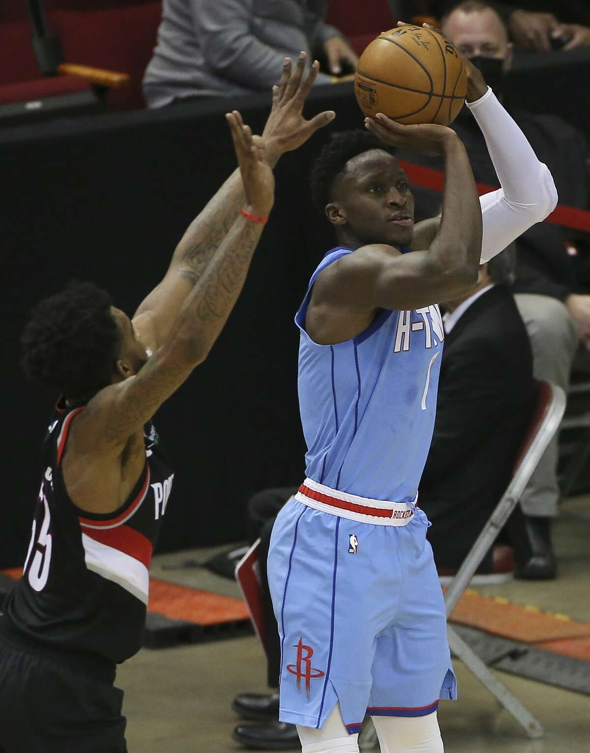 Victor Oladipo has 25 points, Rockets beat Trail Blazers