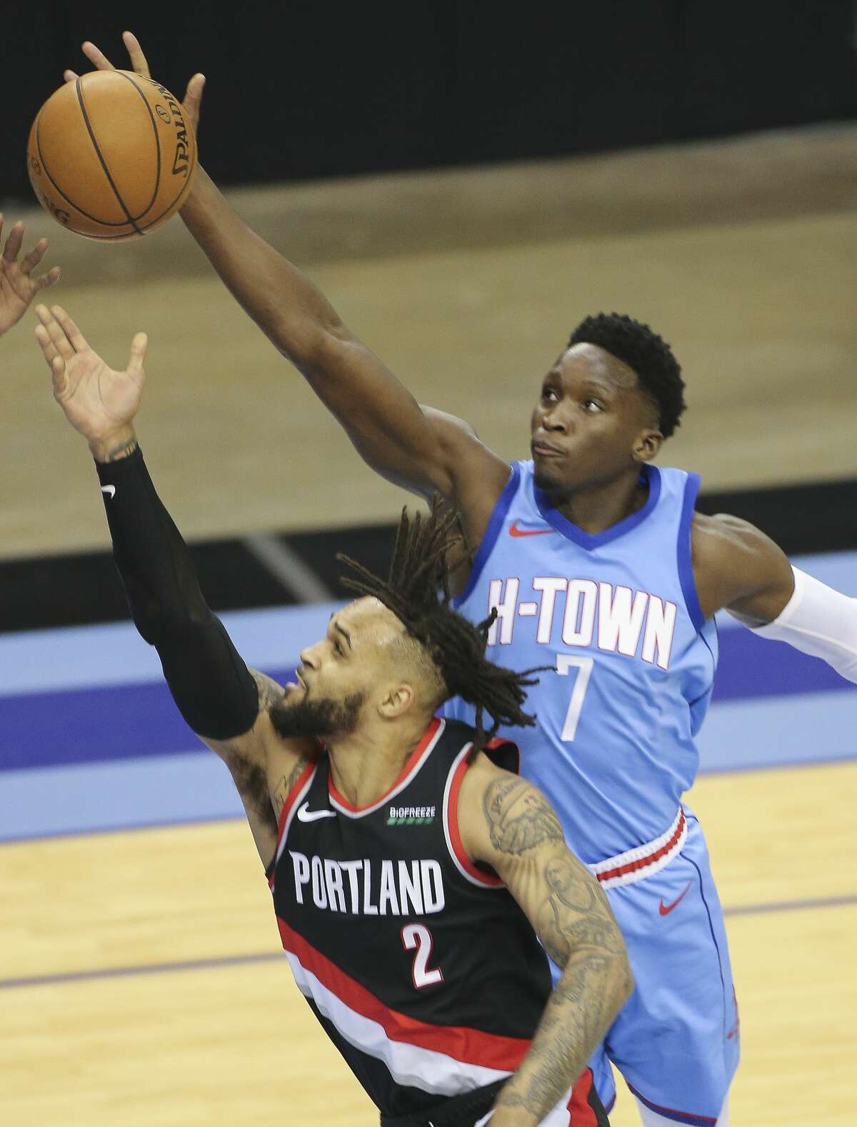 Victor Oladipo has 25 points, Rockets beat Trail Blazers