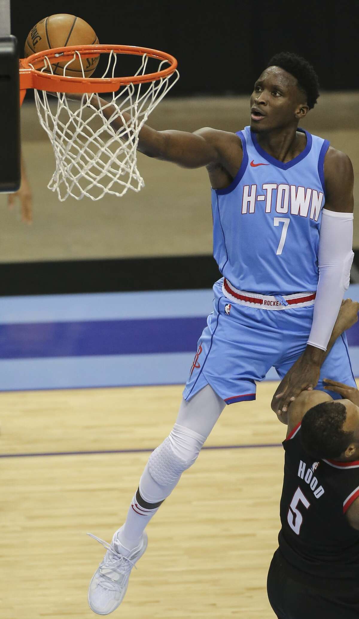 Victor Oladipo has 25 points, Rockets beat Trail Blazers