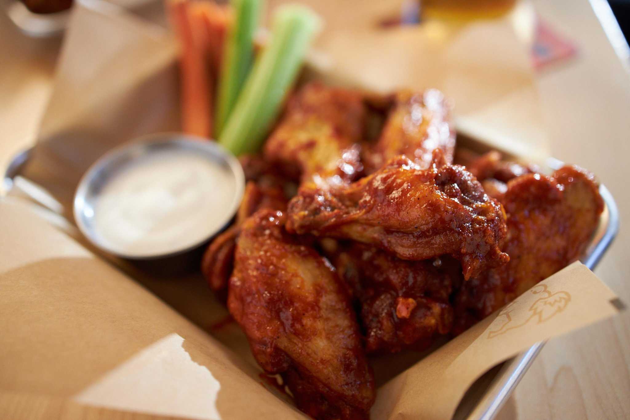 Buffalo Wild Wings coming to Shelton in former Arooga's location