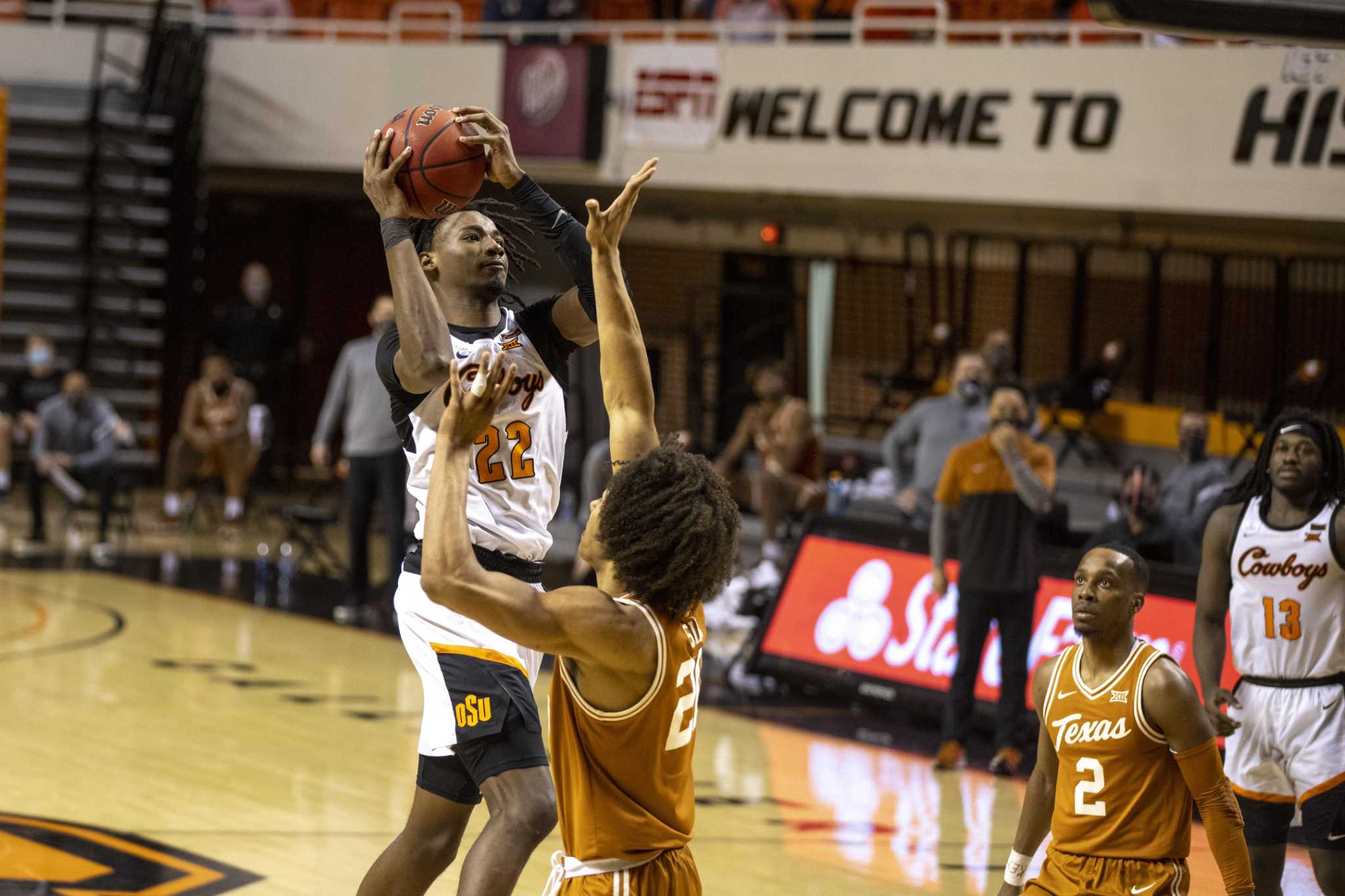 No. 6 Texas continues freefall with double-overtime loss to Oklahoma State