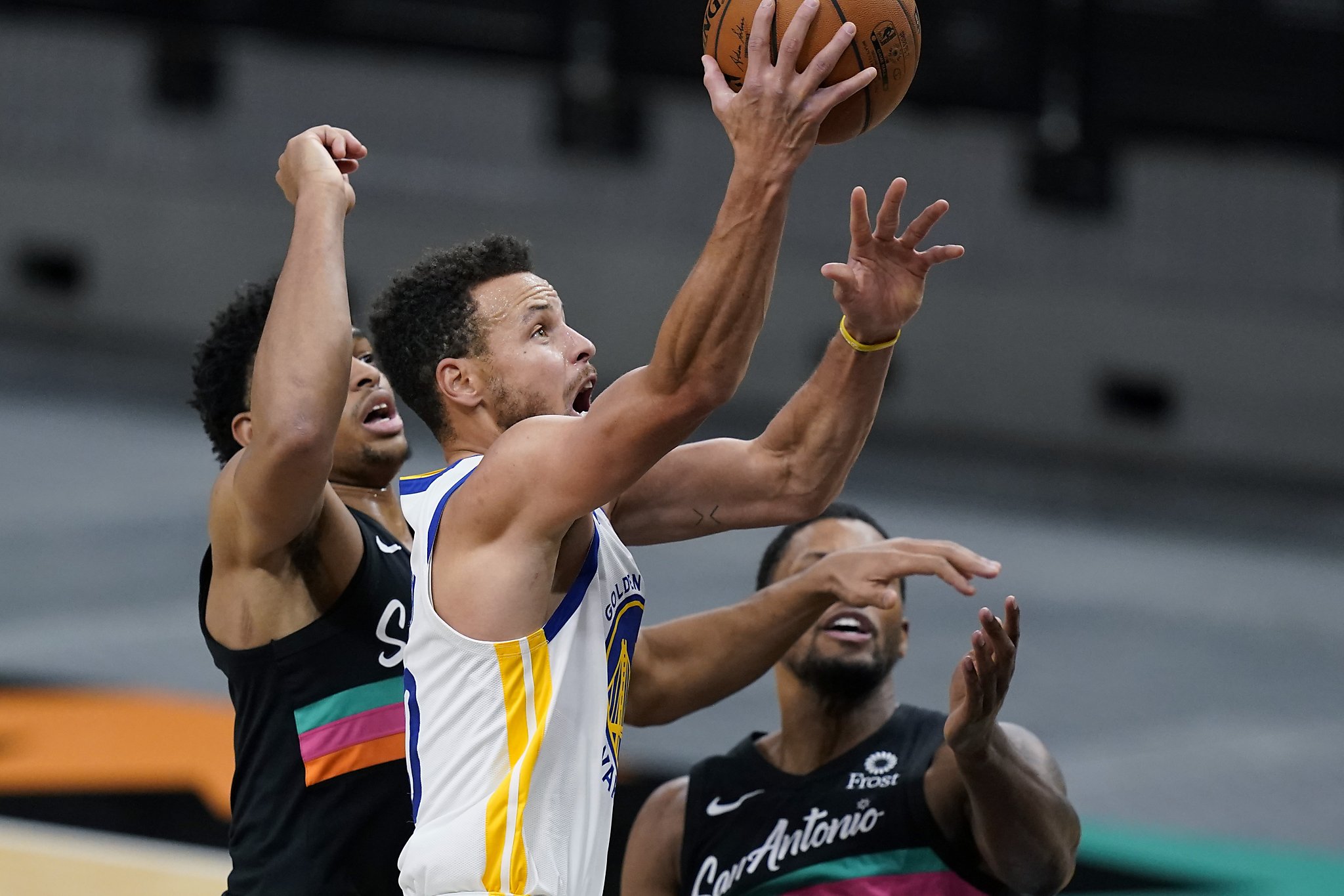 Steph Curry scores 32, powers Warriors to bounce-back win over Spurs