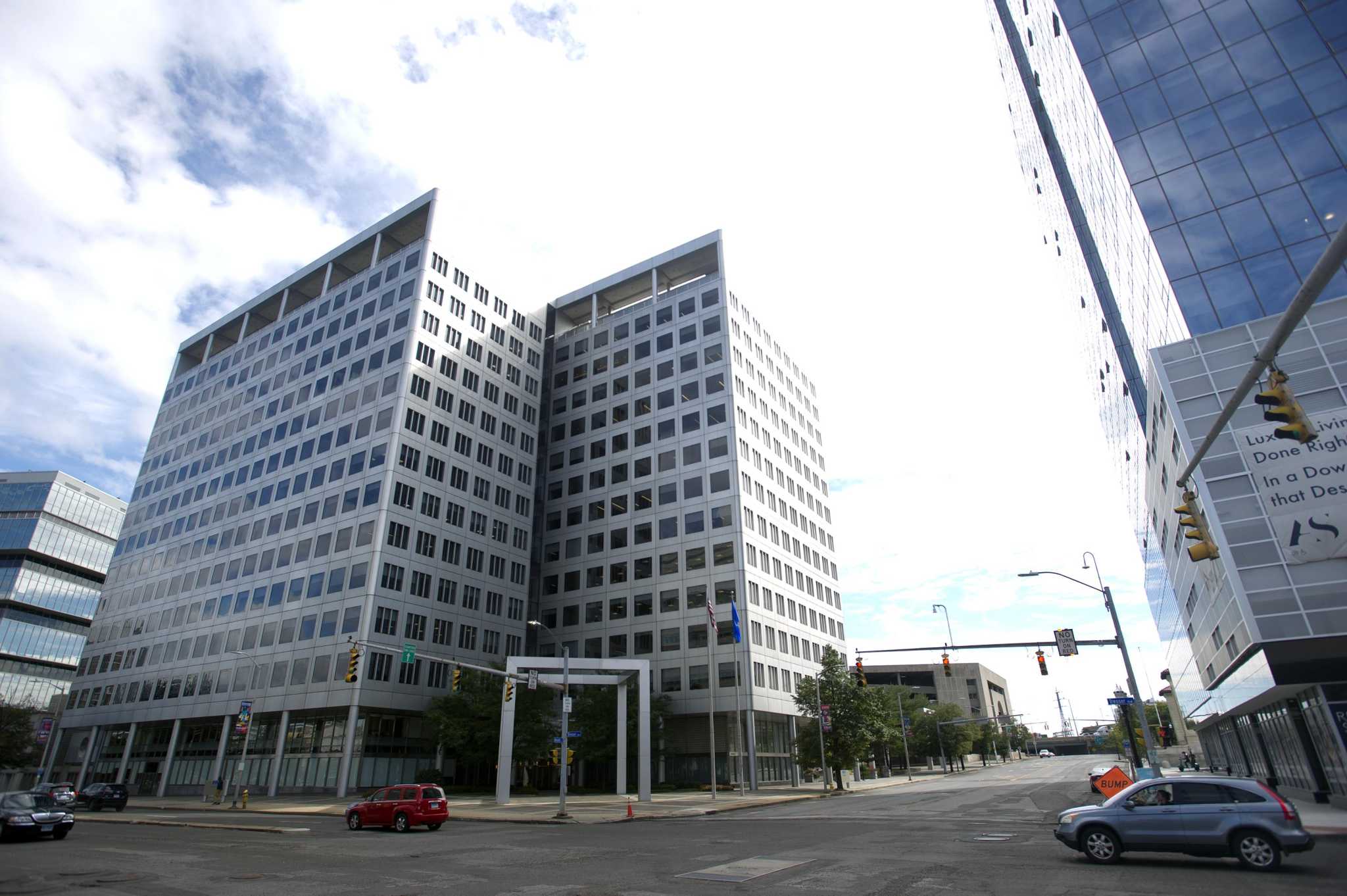 Former NY1 anchors allege retaliation by Stamford-based Charter ...