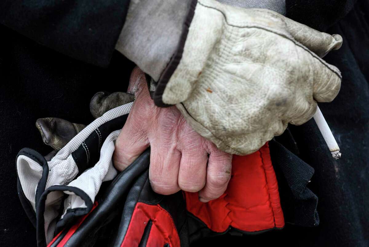 Deputies and organizers distribute blankets, sleeping bags, gloves and ...