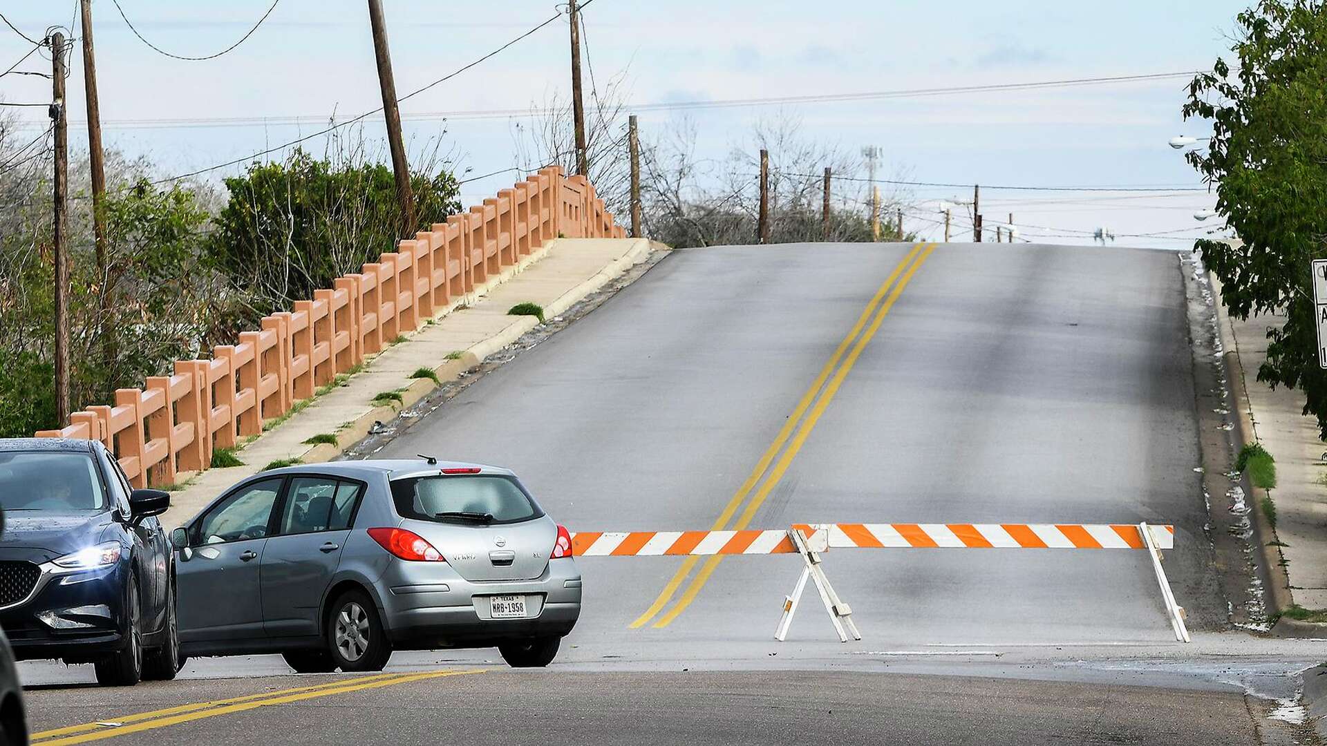 Laredo bridges to close amid coldest night of recent winter storm