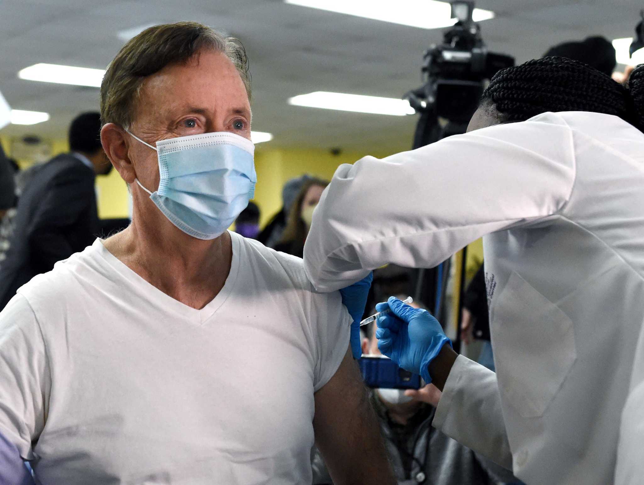 Dan Haar: The inside story behind Lamont’s vaccination order reversal
