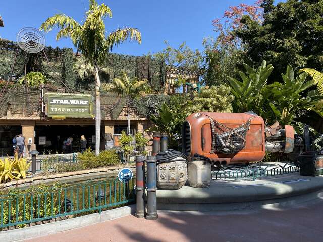 Disneyland finally reopens huge, long-empty Rainforest Cafe as Star ...