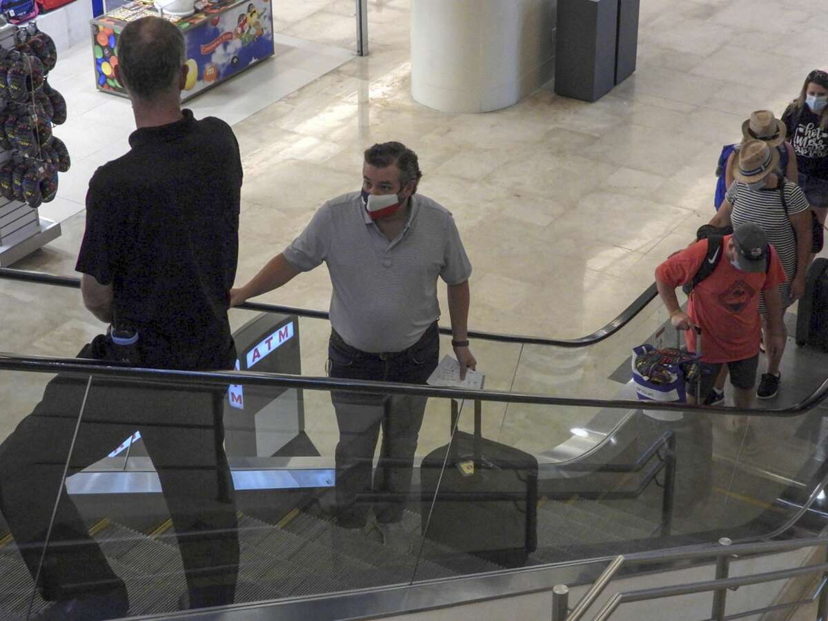 Ted Cruz jokes about about flights to Cancún as Texas freeze looms