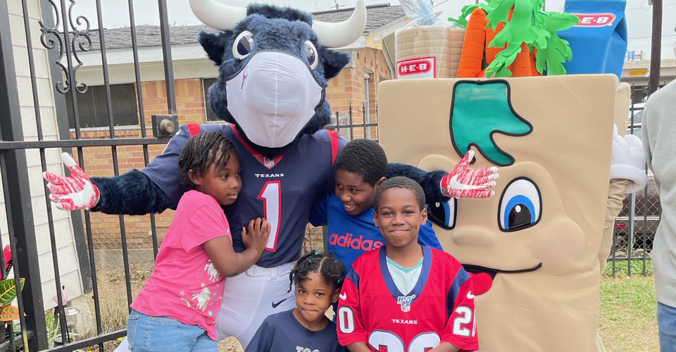 Texans take initiatives to give back during winter storm