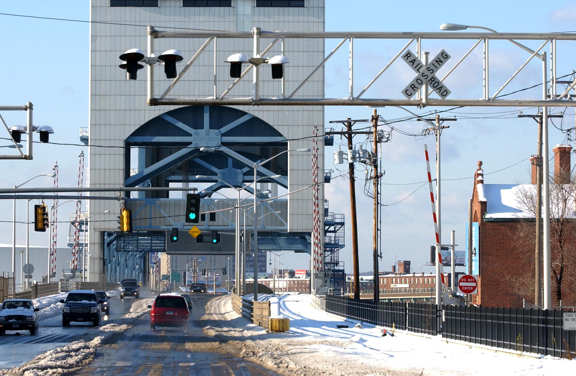 Official: Man who jumped from Q Bridge after traffic stop rescued