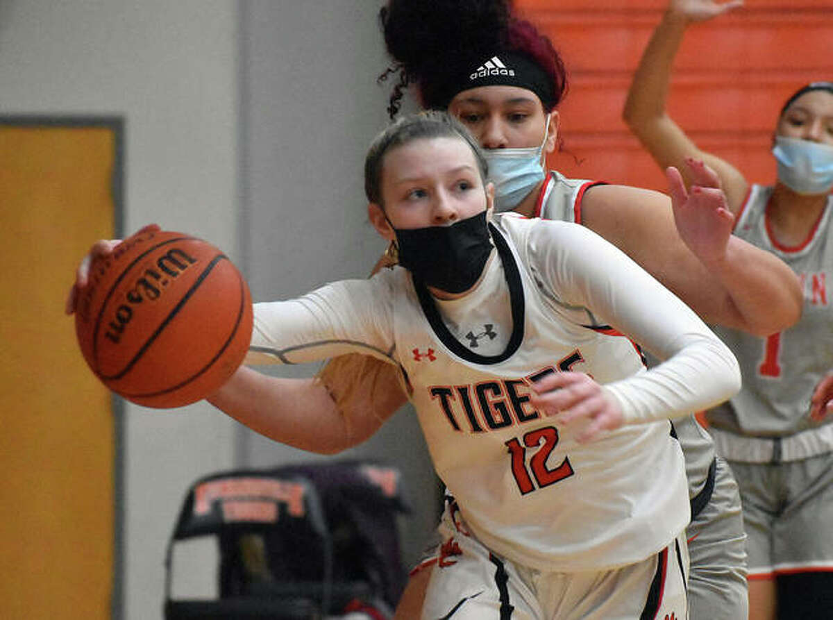 Harris scores 21 in EHS win over Alton