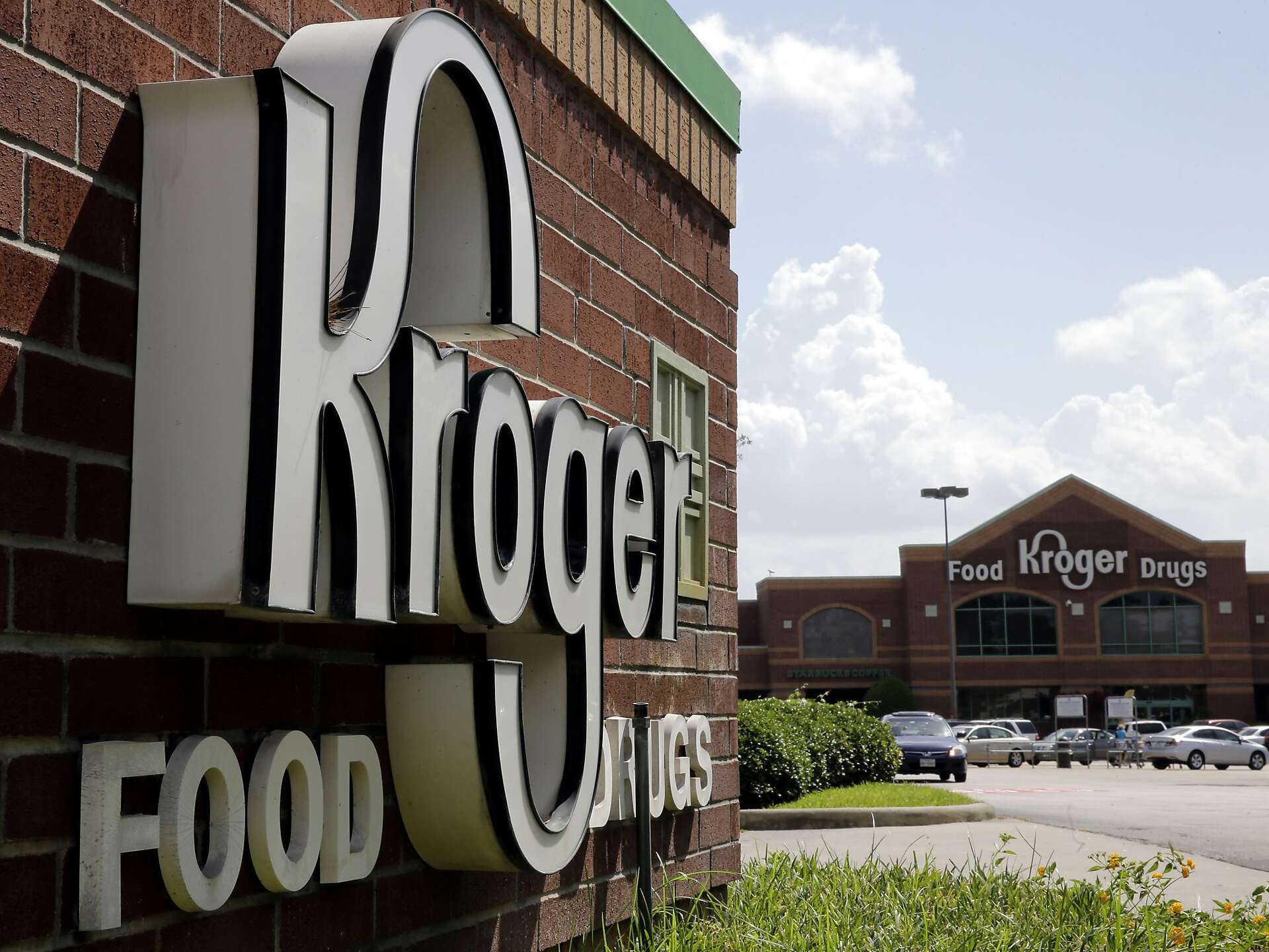 Parent company of Calif.-based grocery chains announces 60 closures