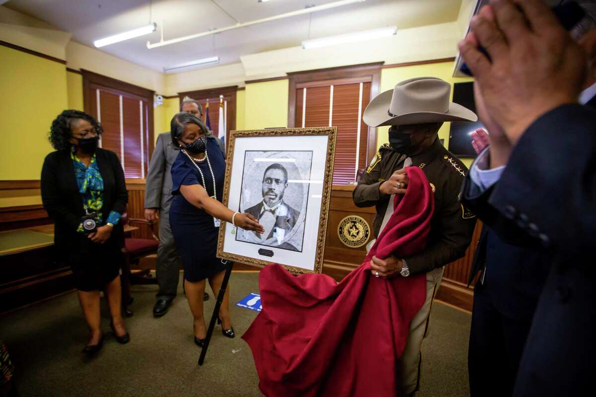 Fort Bend County officials unveil portrait in honor of Walter Moses ...