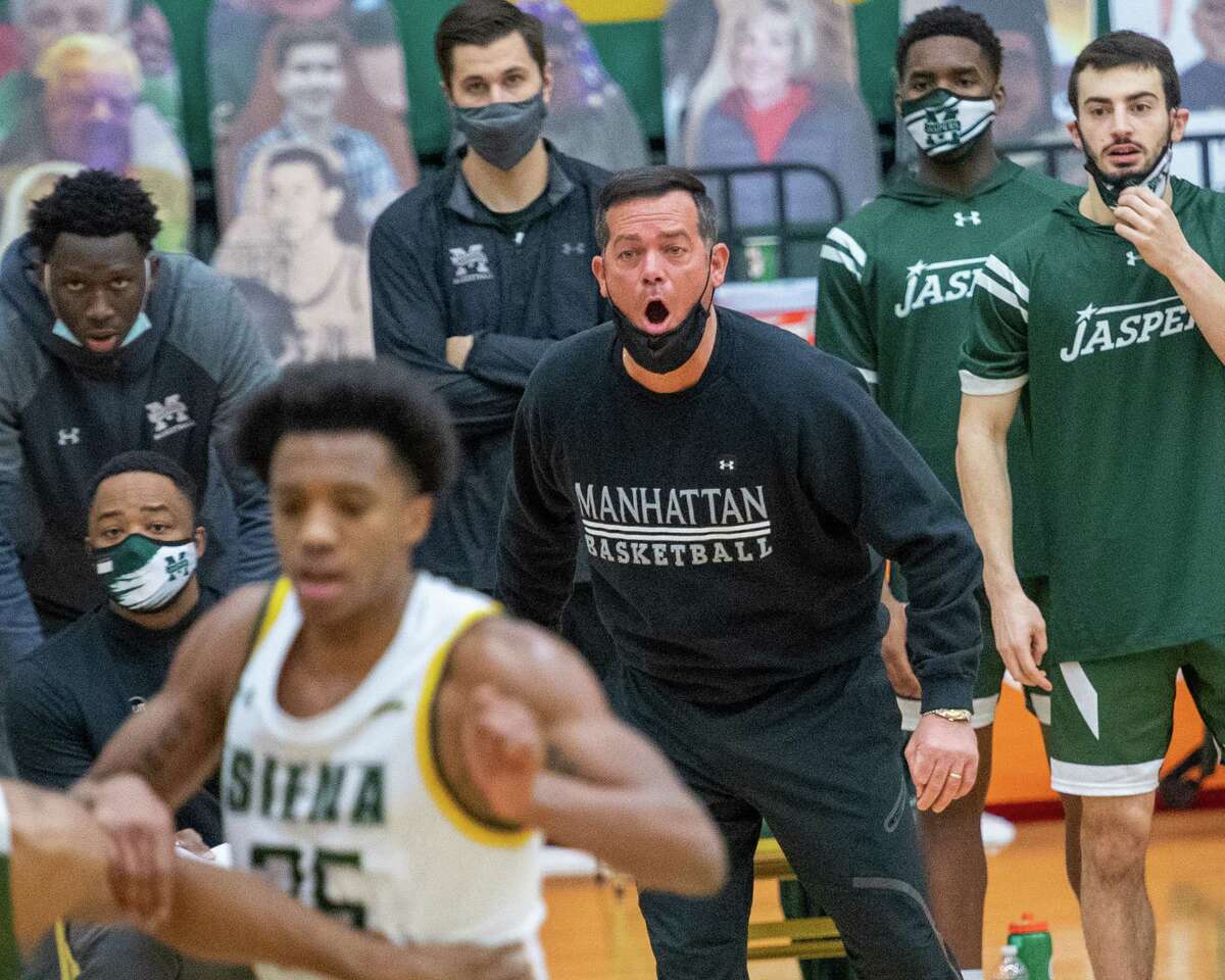 Siena men's basketball moves into first place in MAAC