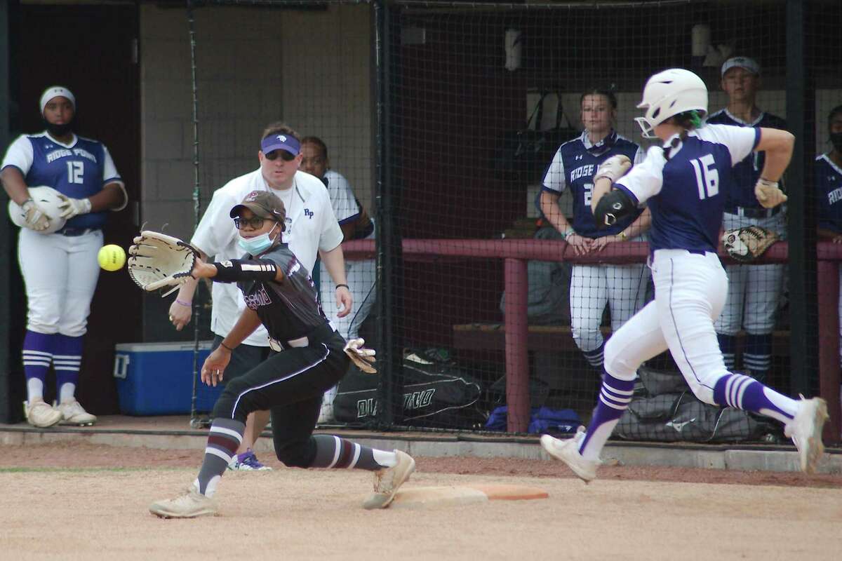 No surprise: Pearland softball team looks strong again