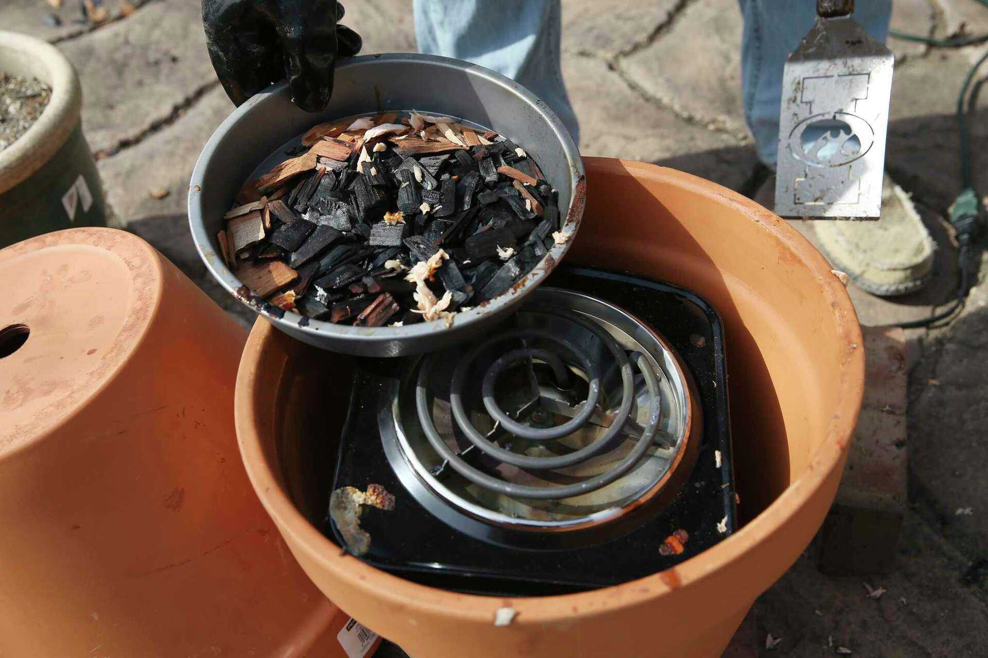 How to DIY hack your own smoker with flower pots and a hot plate a la ...