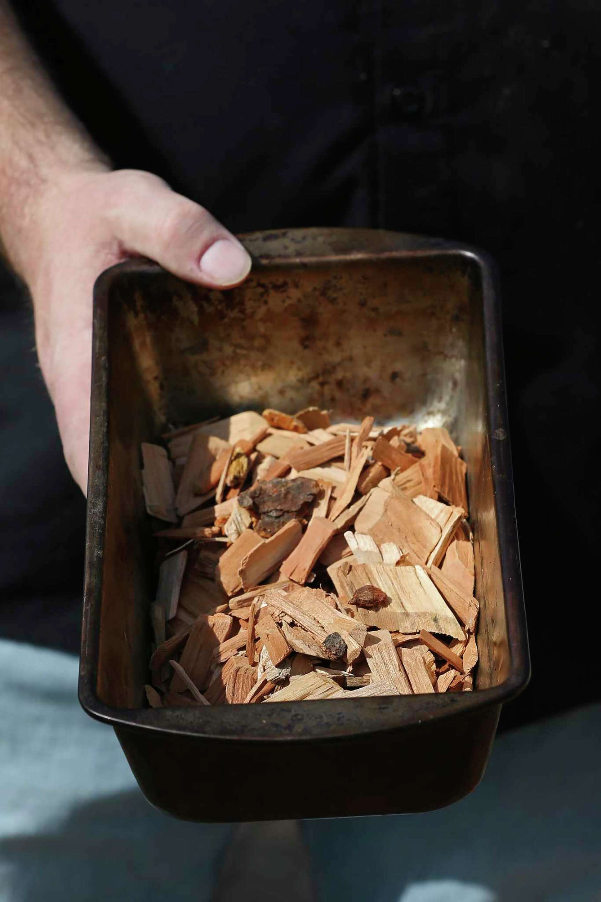 How to DIY hack your own smoker with flower pots and a hot plate a la ...