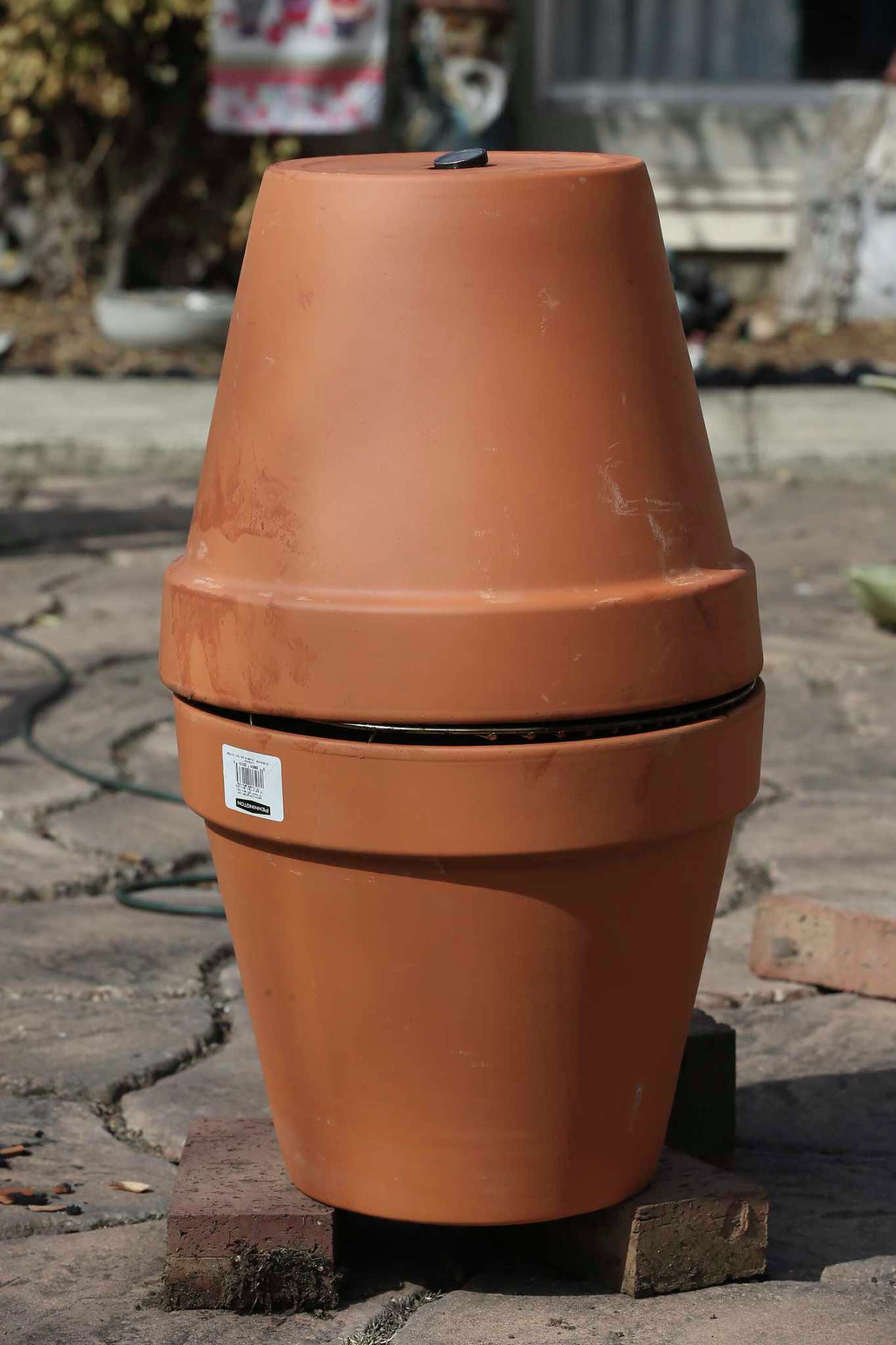 How to DIY hack your own smoker with flower pots and a hot plate a la ...