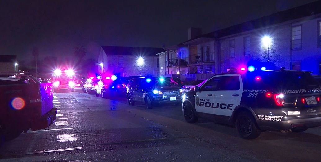 3 killed in 'senseless' shooting at SW Houston apartment