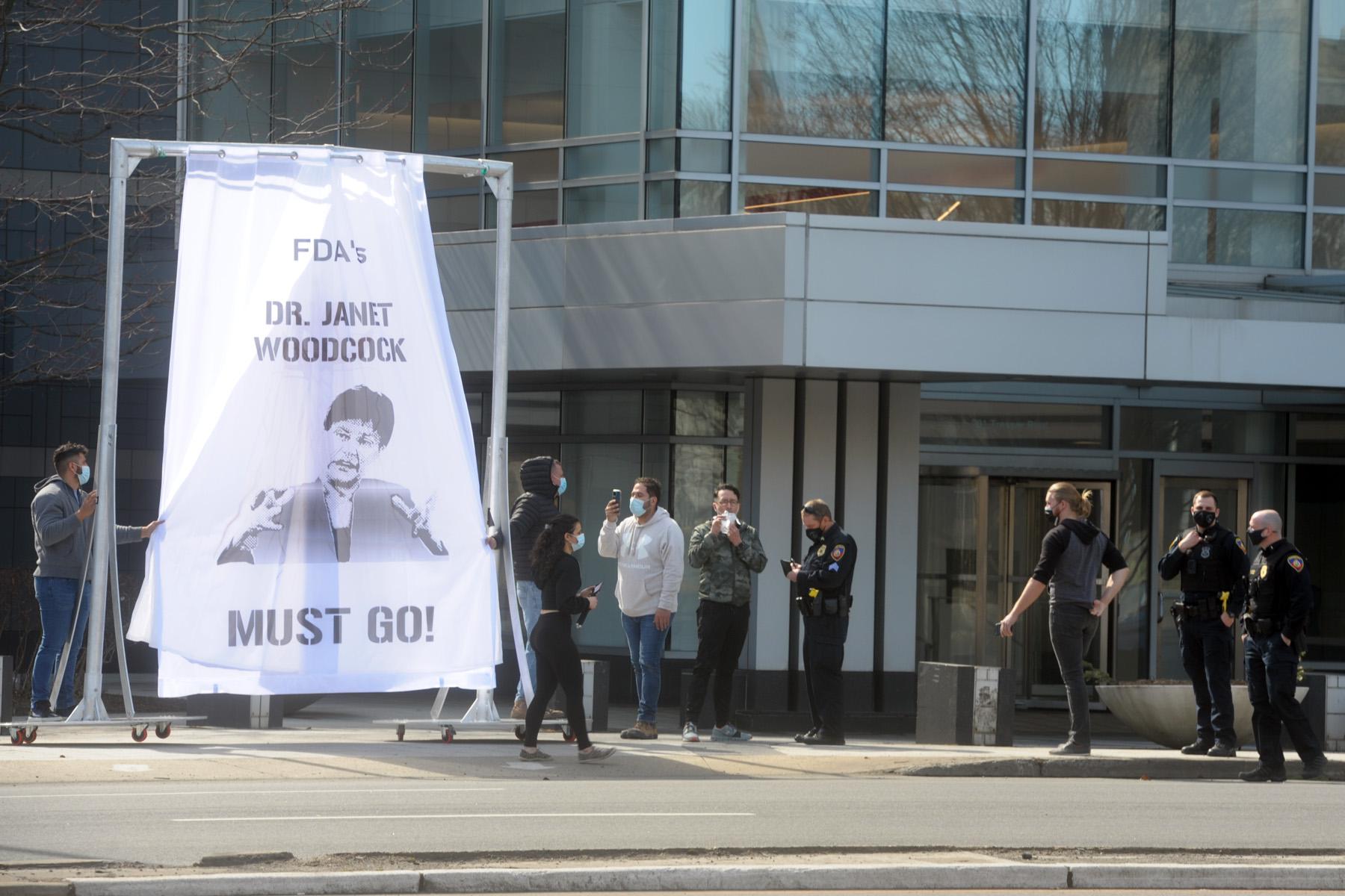 800-pound spoon movement leader launches new anti-Purdue demonstration ...