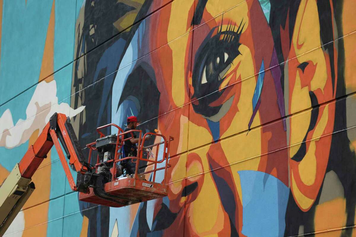 Massive Houston mural is done - and it has a message about hunger
