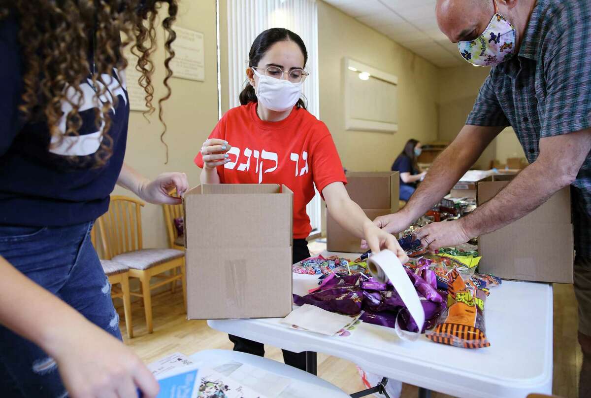 In its second pandemic Passover, Houston Hillel saves seder — again