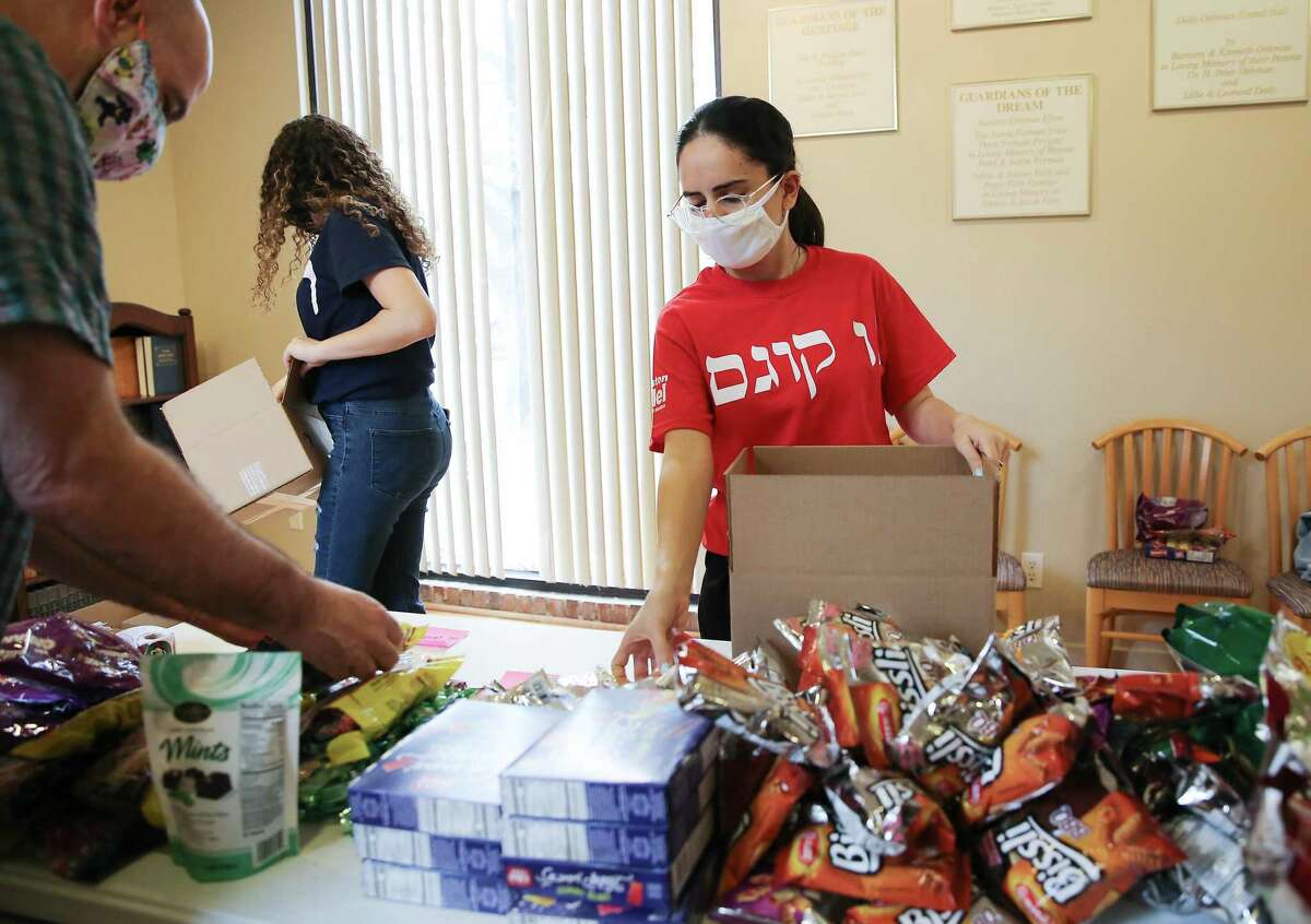 In its second pandemic Passover, Houston Hillel saves seder — again