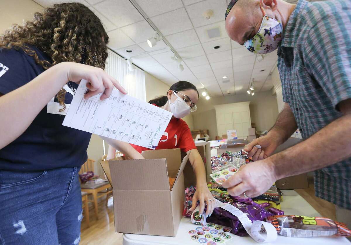 In its second pandemic Passover, Houston Hillel saves seder — again