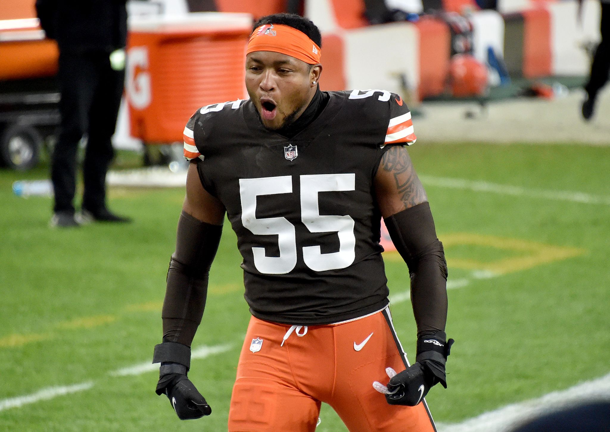 Texans signing linebacker Tae Davis