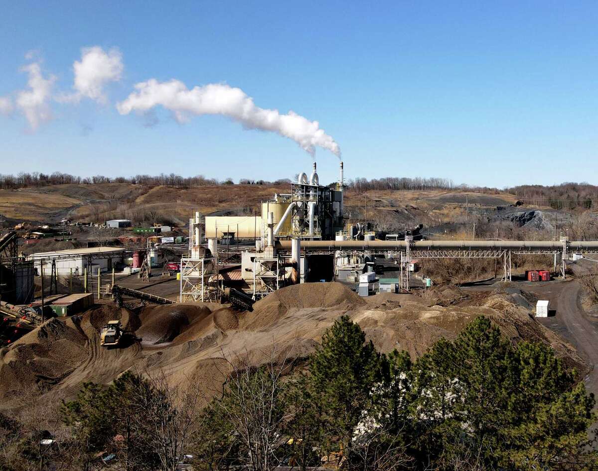 Saratoga Sites residents in Cohoes sue Norlite over hazardous dust