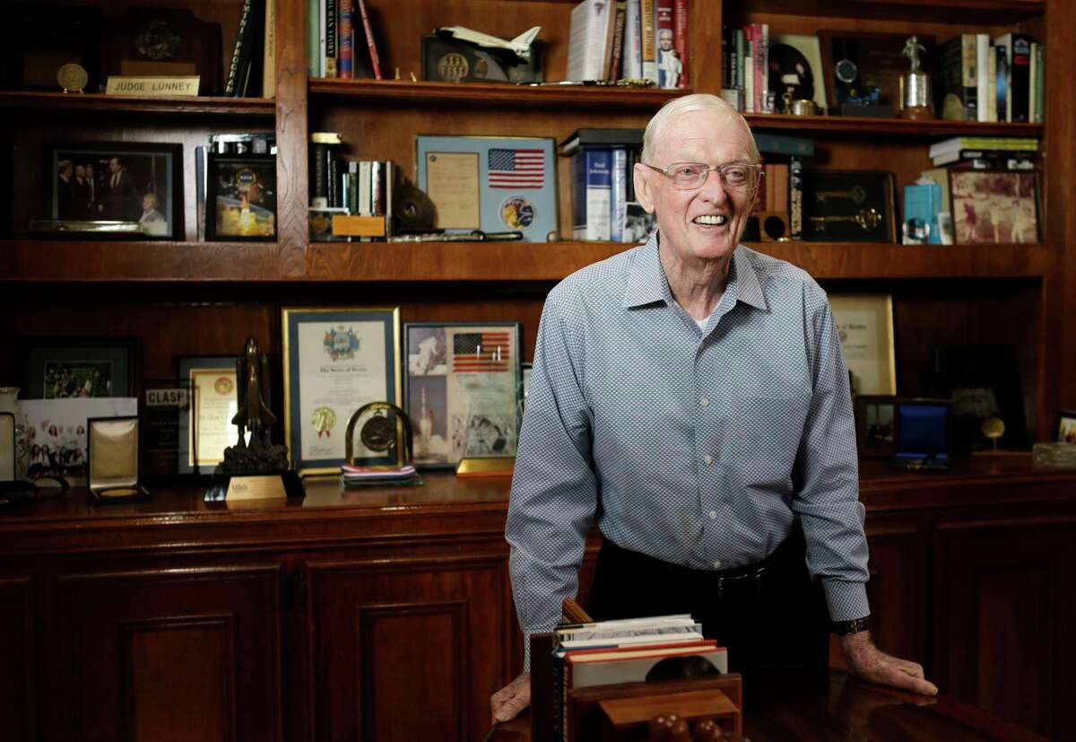 Glynn Lunney, a founding father of human spaceflight, dies at 84