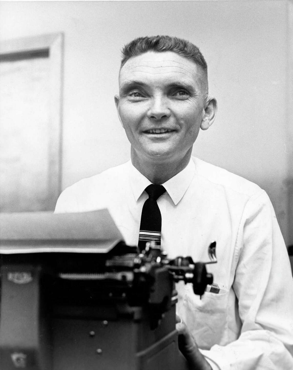 Beloved Houston Chronicle columnist Leon Hale dies at 99