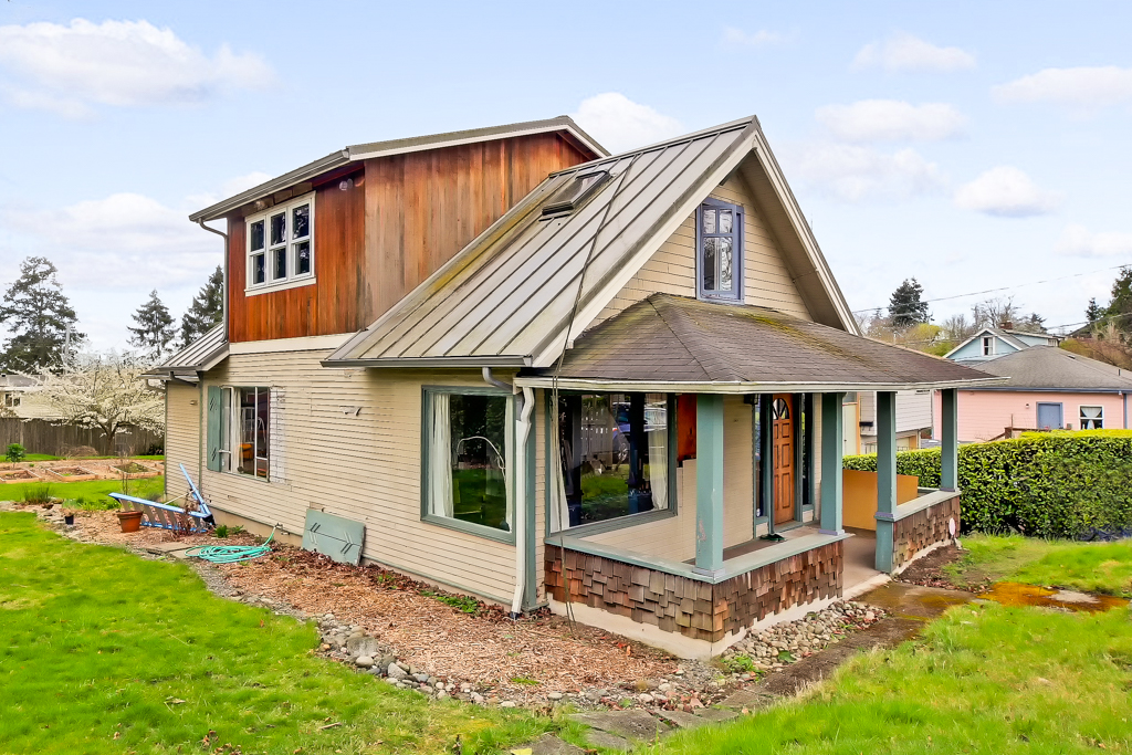 This Seattle farmhouse in Seward Park might be the investment ...