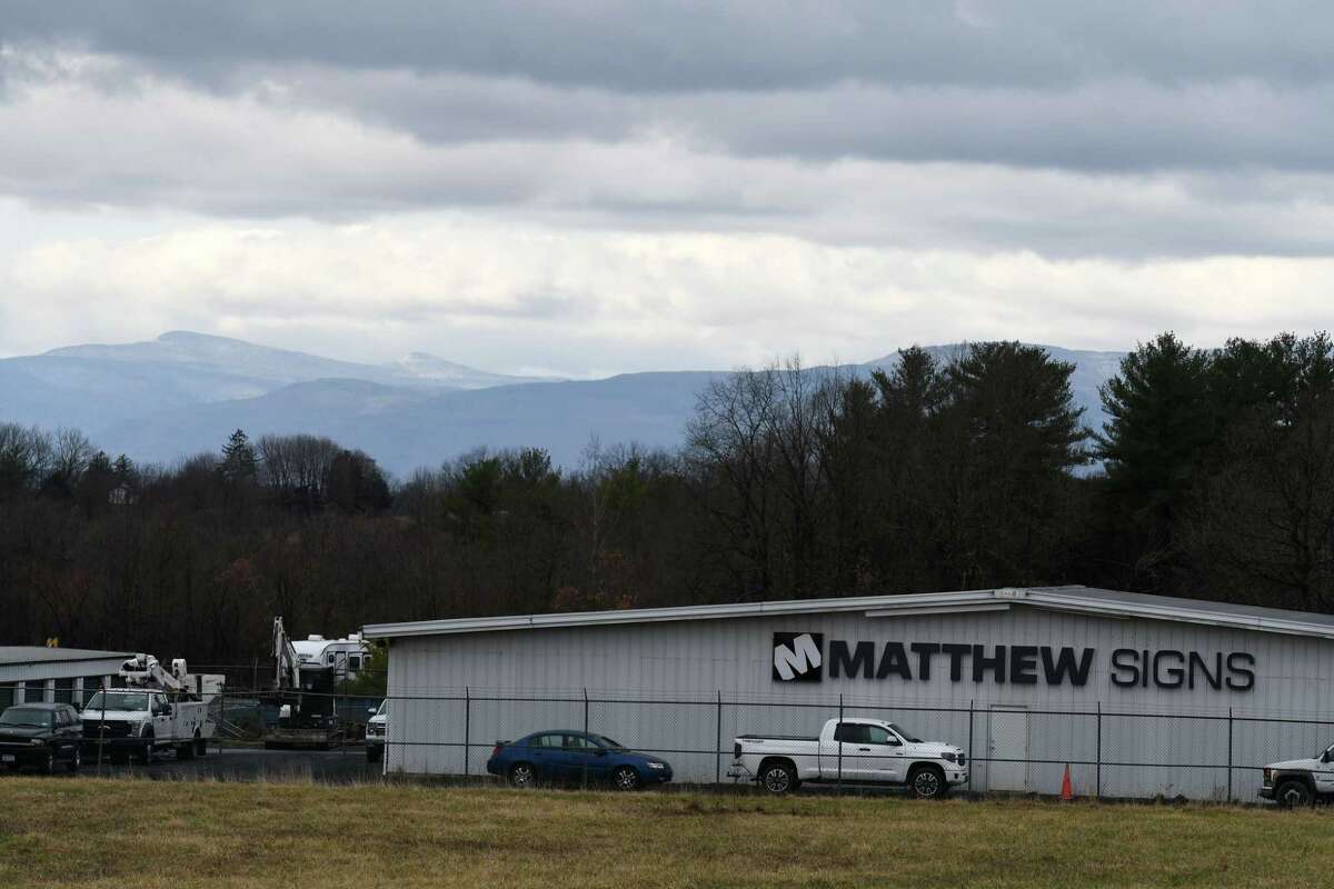 'Schitt's Creek' sign provokes laughs — and a bit of outcry — in Hudson ...