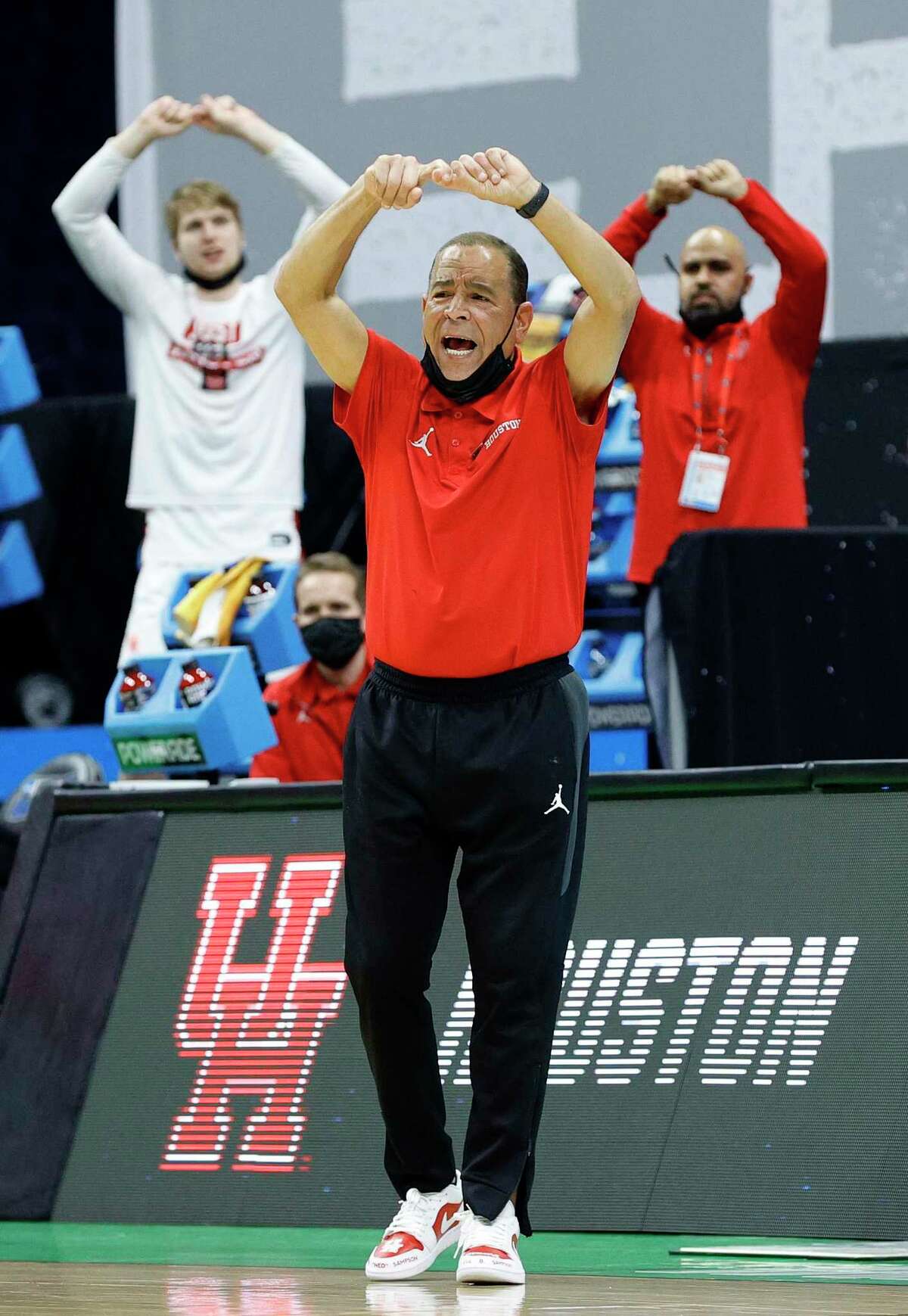 How Kelvin Sampson rebuilt the UH basketball program
