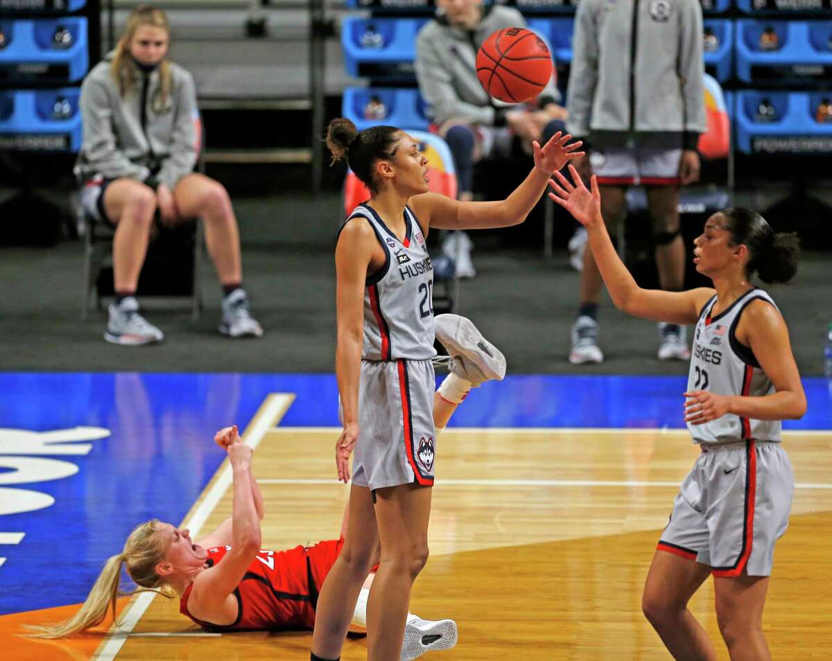 Arizona stuns Connecticut in Final Four, will face Stanford for ...