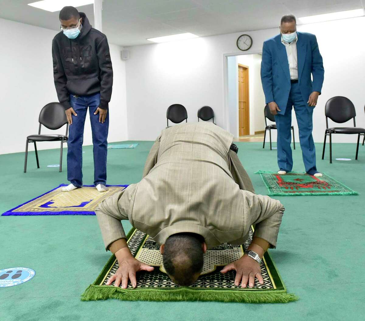 As Ramadan fast begins, Muslims look to wisdom of their elders