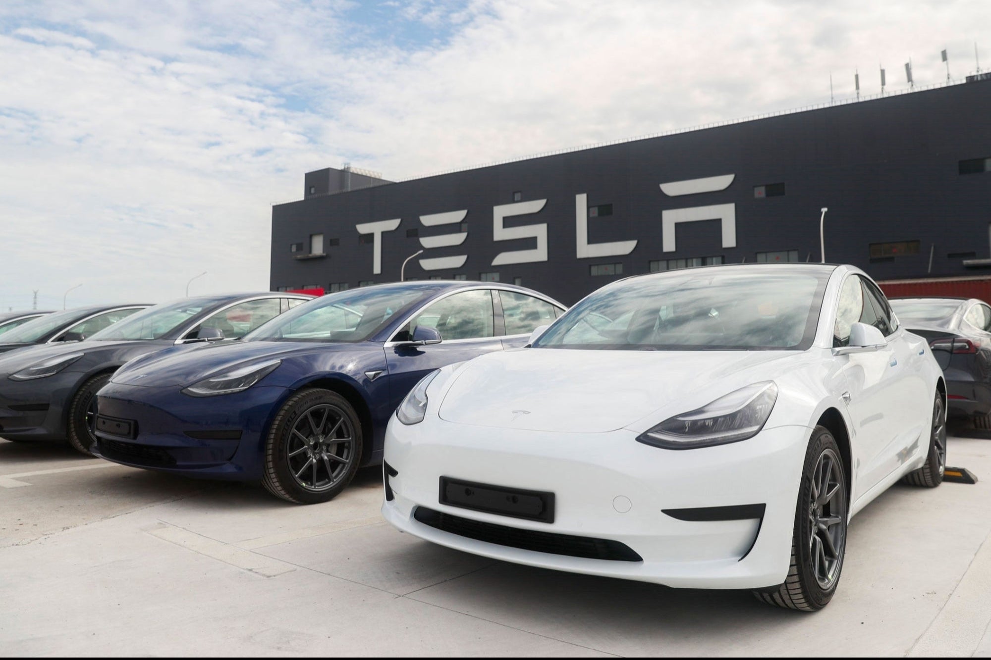 Crash and fire of a driverless Tesla leaves two dead and causes company ...