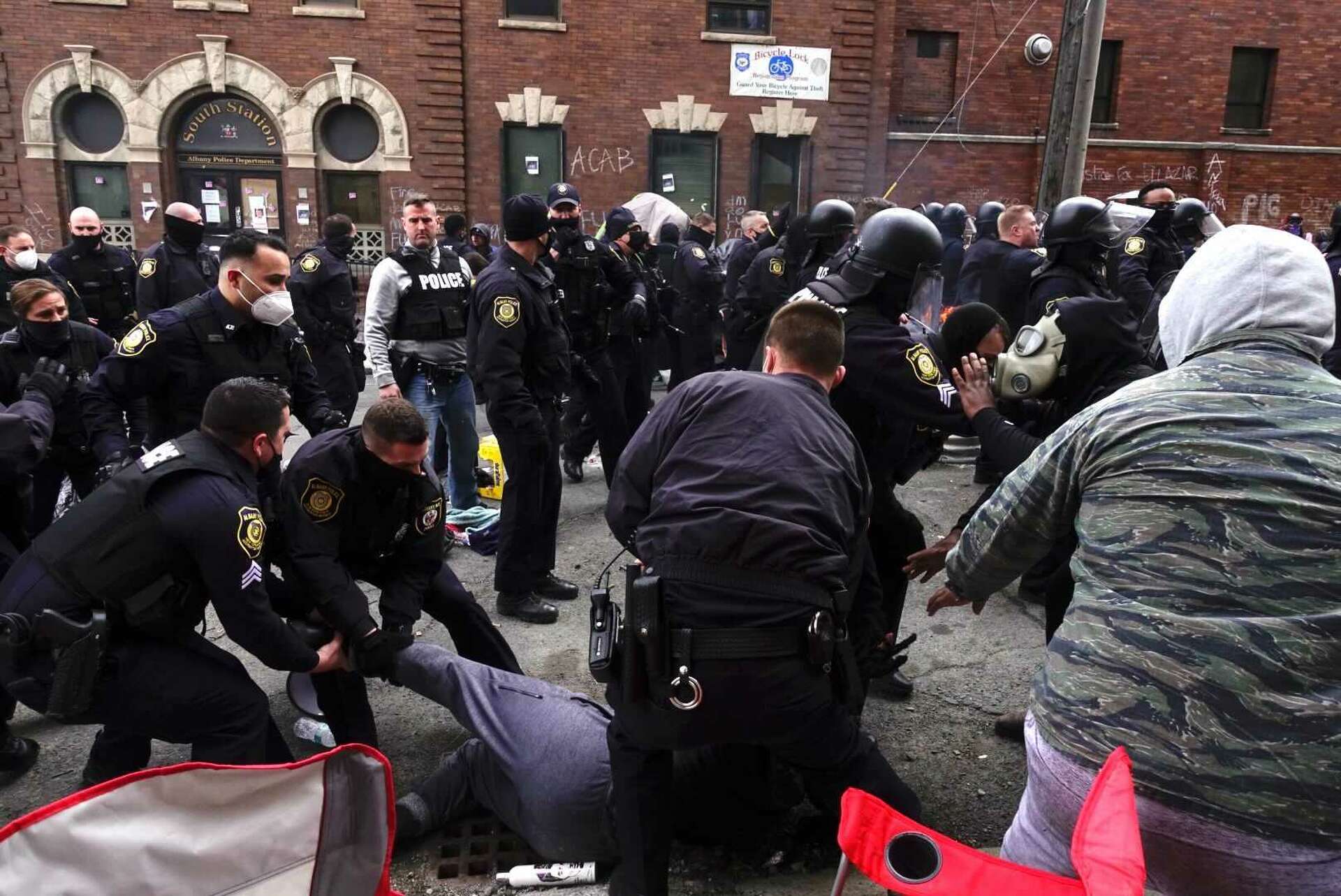 Albany police forcibly take back South Station street from demonstrators