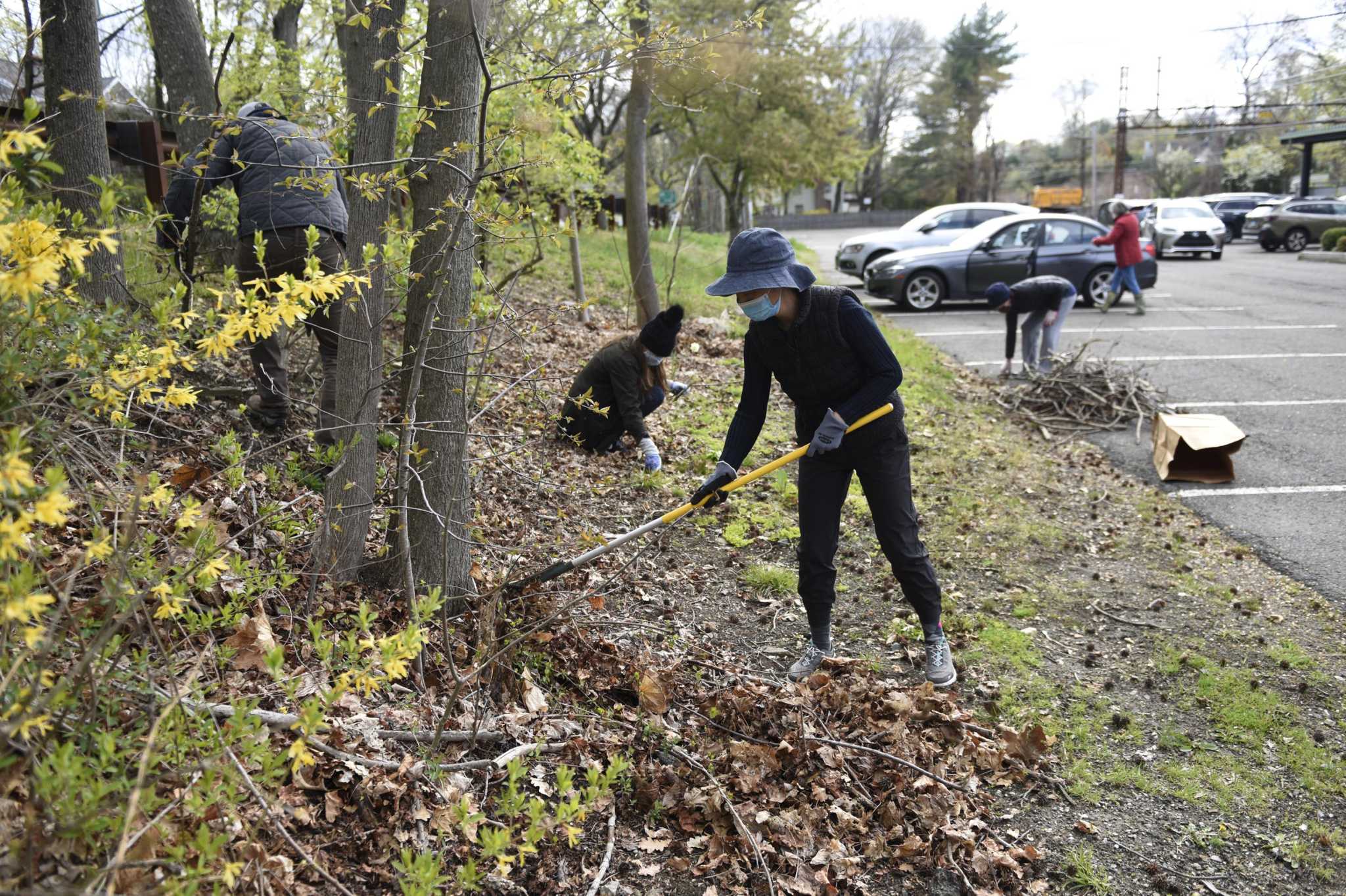 ‘Make every day Earth Day:’ Volunteer cleanup crews hit Riverside train ...