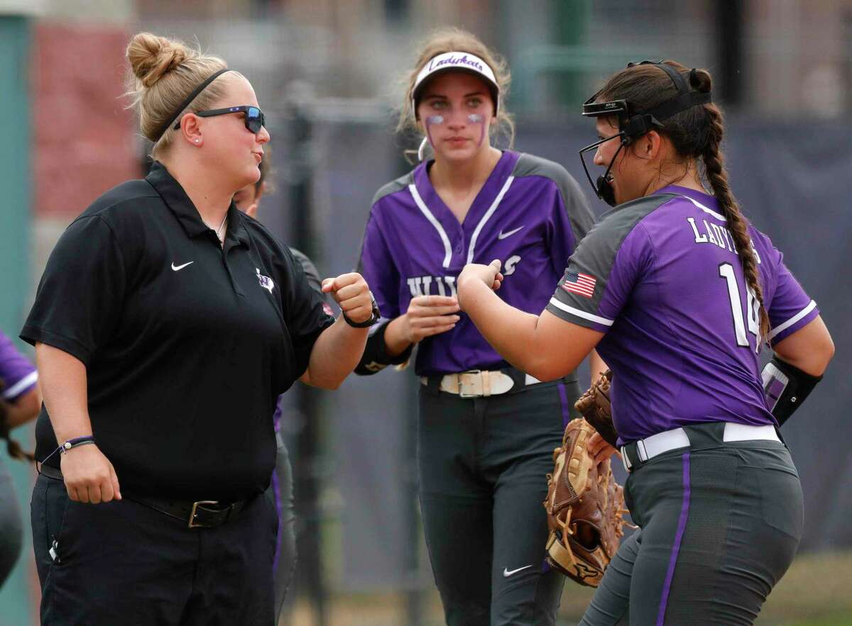 SOFTBALL: Willis convincingly earns first 6A playoff win