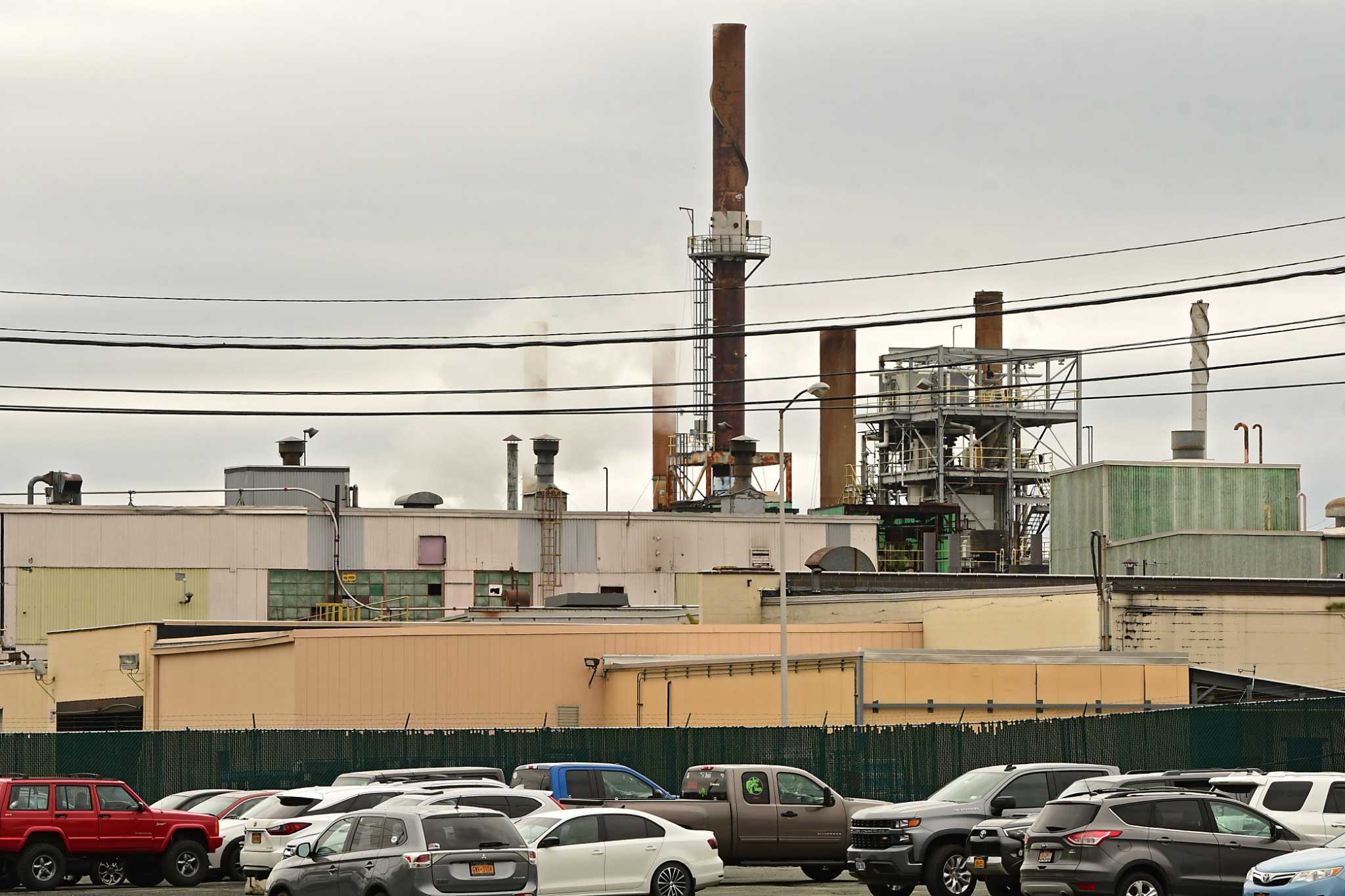 Momentive reaches settlement to pay $2.3 million in fines, other payments