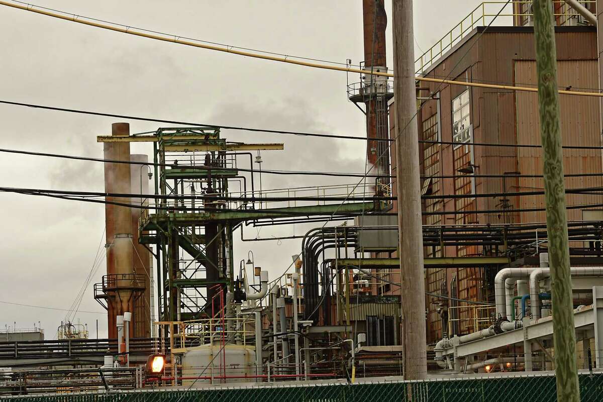 Momentive reaches settlement to pay $2.3 million in fines, other payments