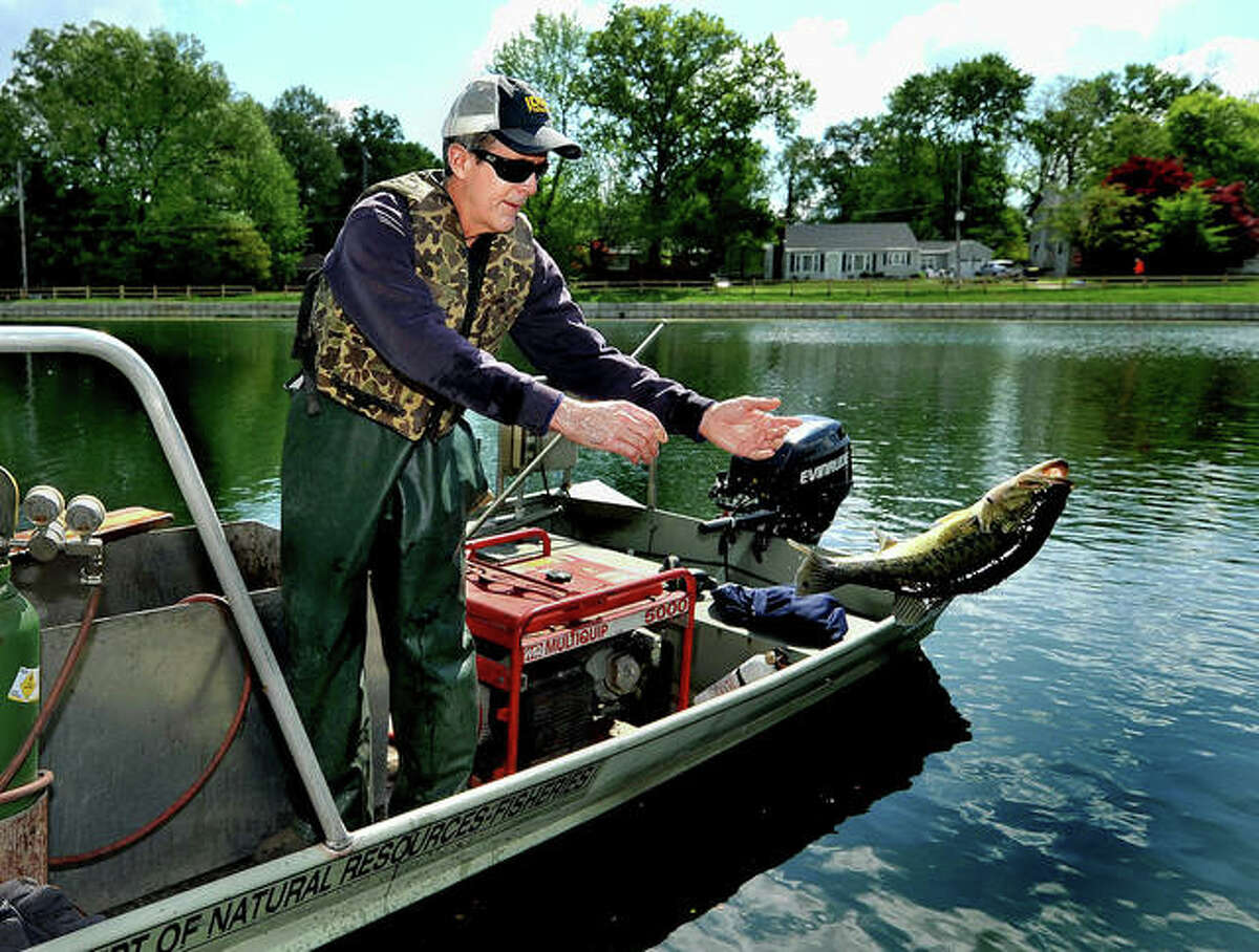IDNR surveys fish, water health in 2 Edwardsville parks