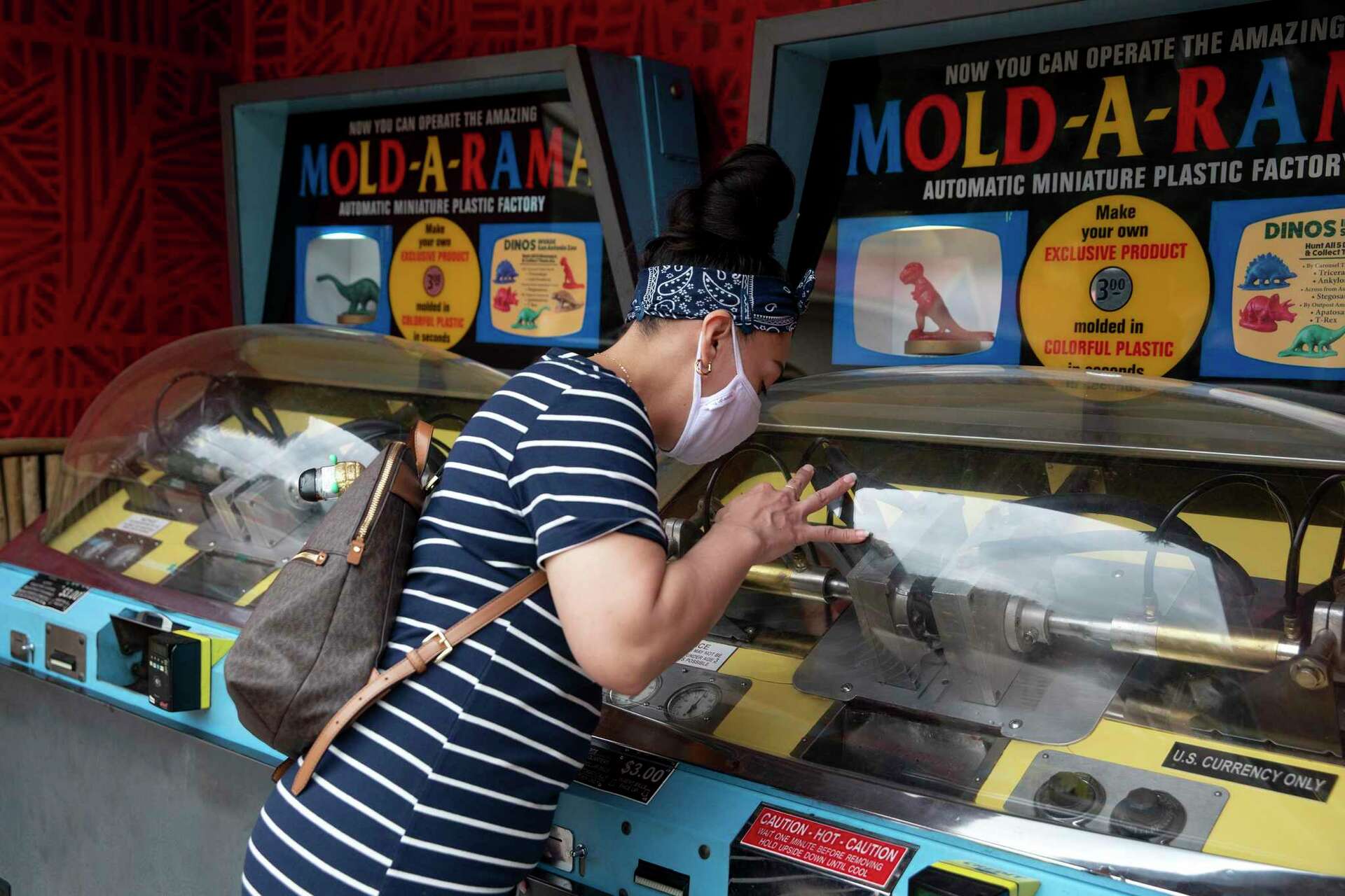 San Antonio Zoo’s plastic giraffes, gorillas from Mold-A-Rama machines ...
