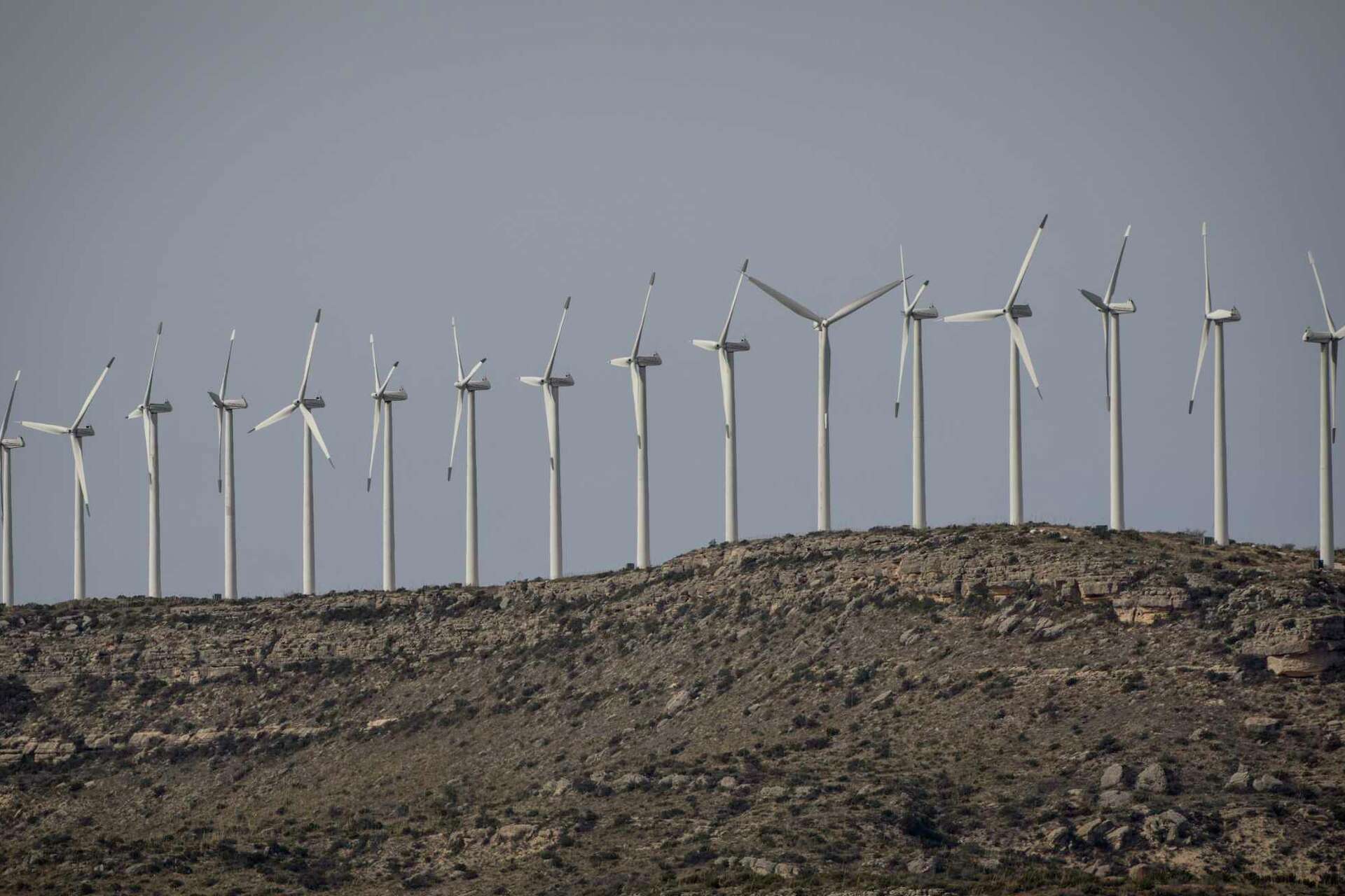 Federal efforts to clean up power grid gain momentum