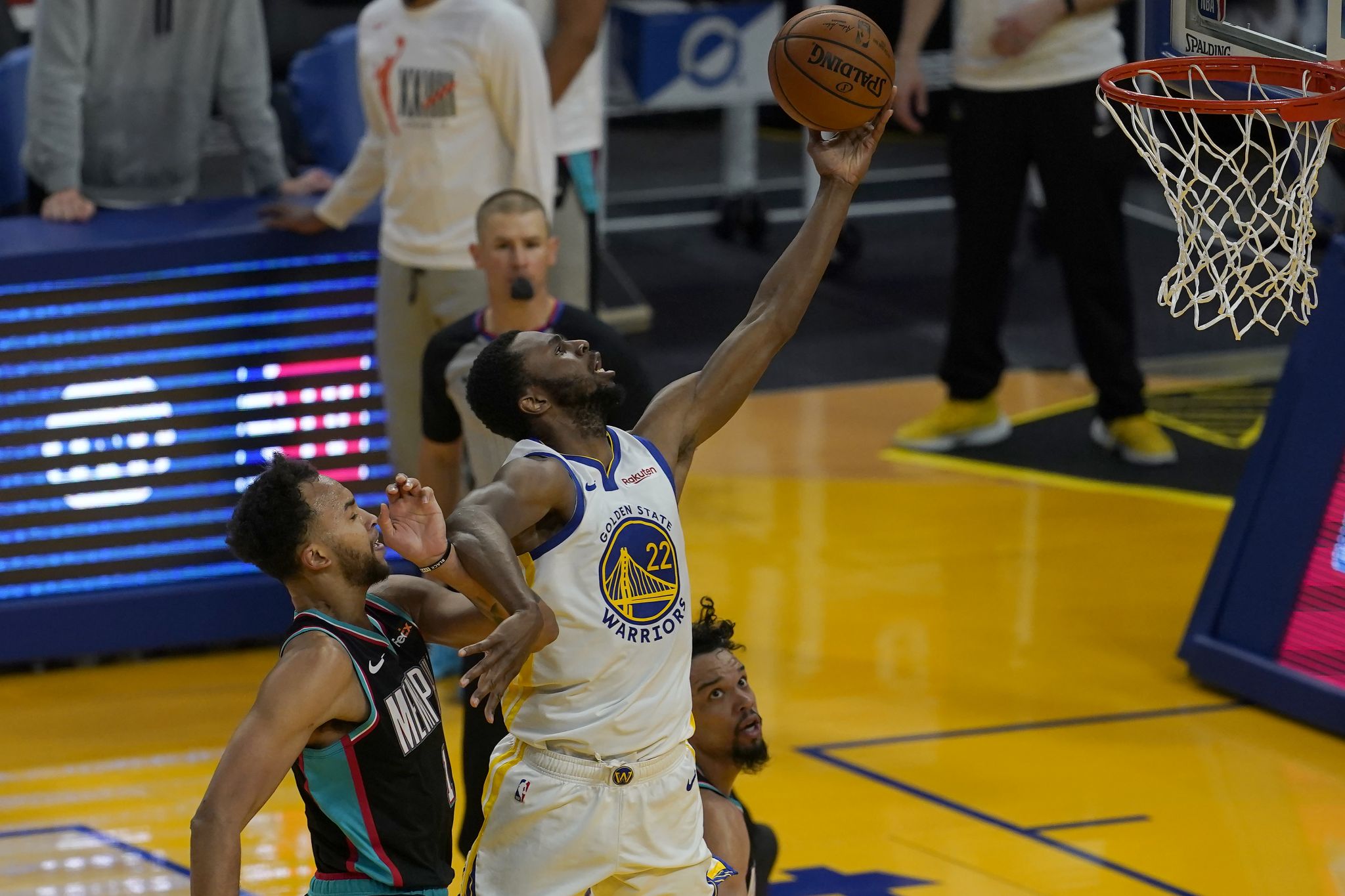 Warriors-Grizzlies: After Draymond Green yells at Andrew Wiggins, Wiggins responds with huge dunk